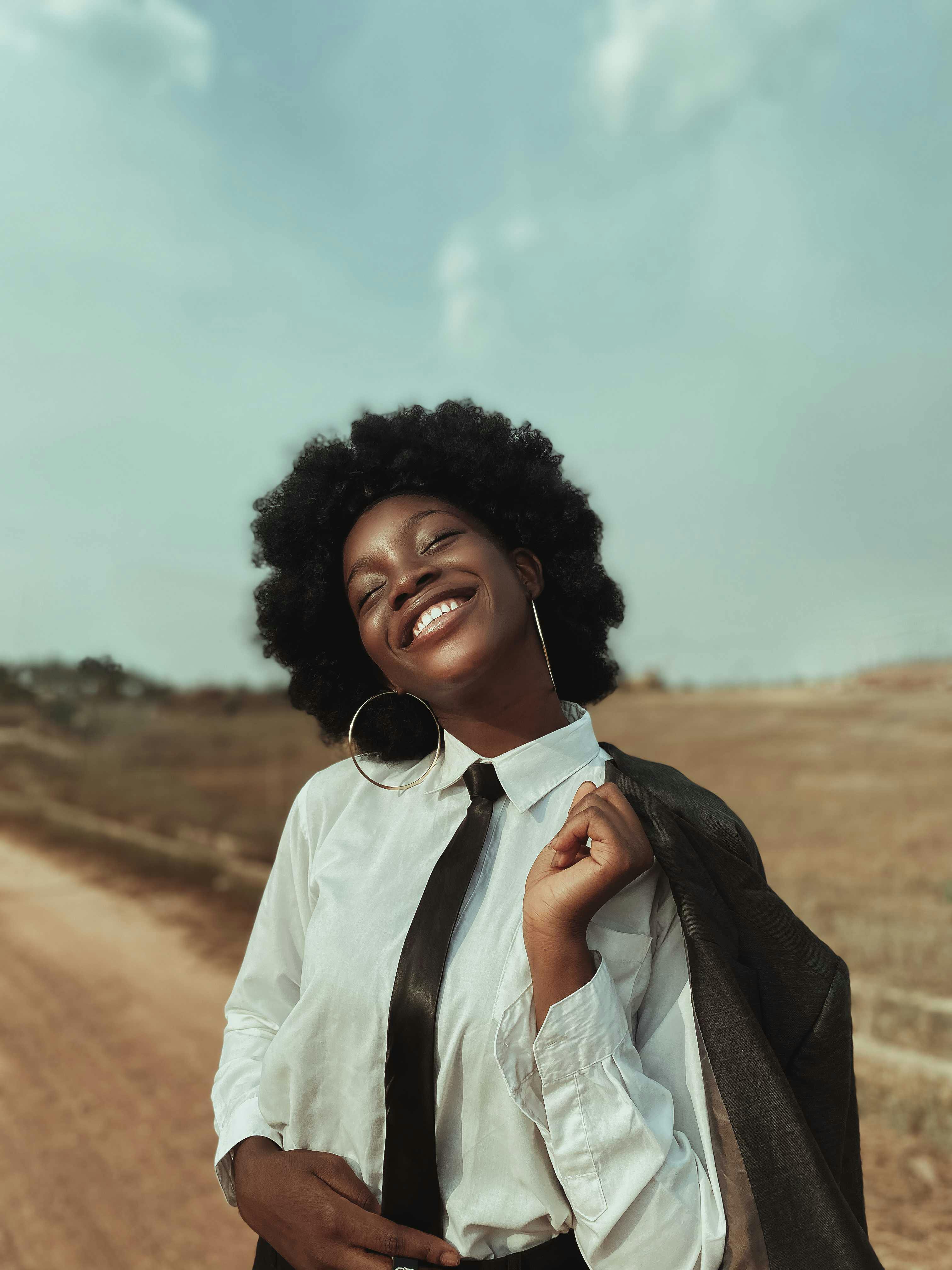 Foto de stock gratuita sobre cabello afro, camino de tierra, feliz ...