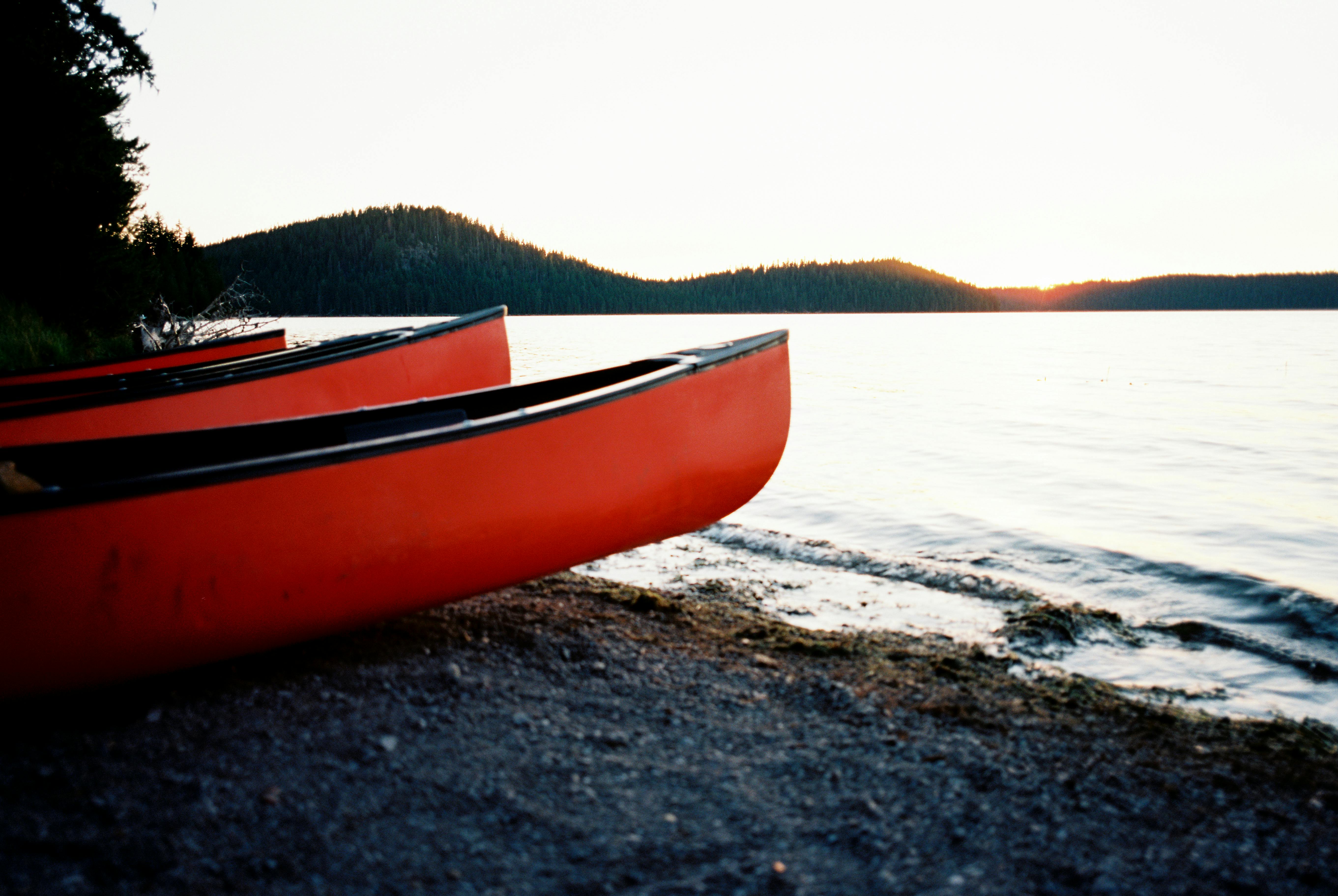 Red Kayaks by the Lake · Free Stock Photo