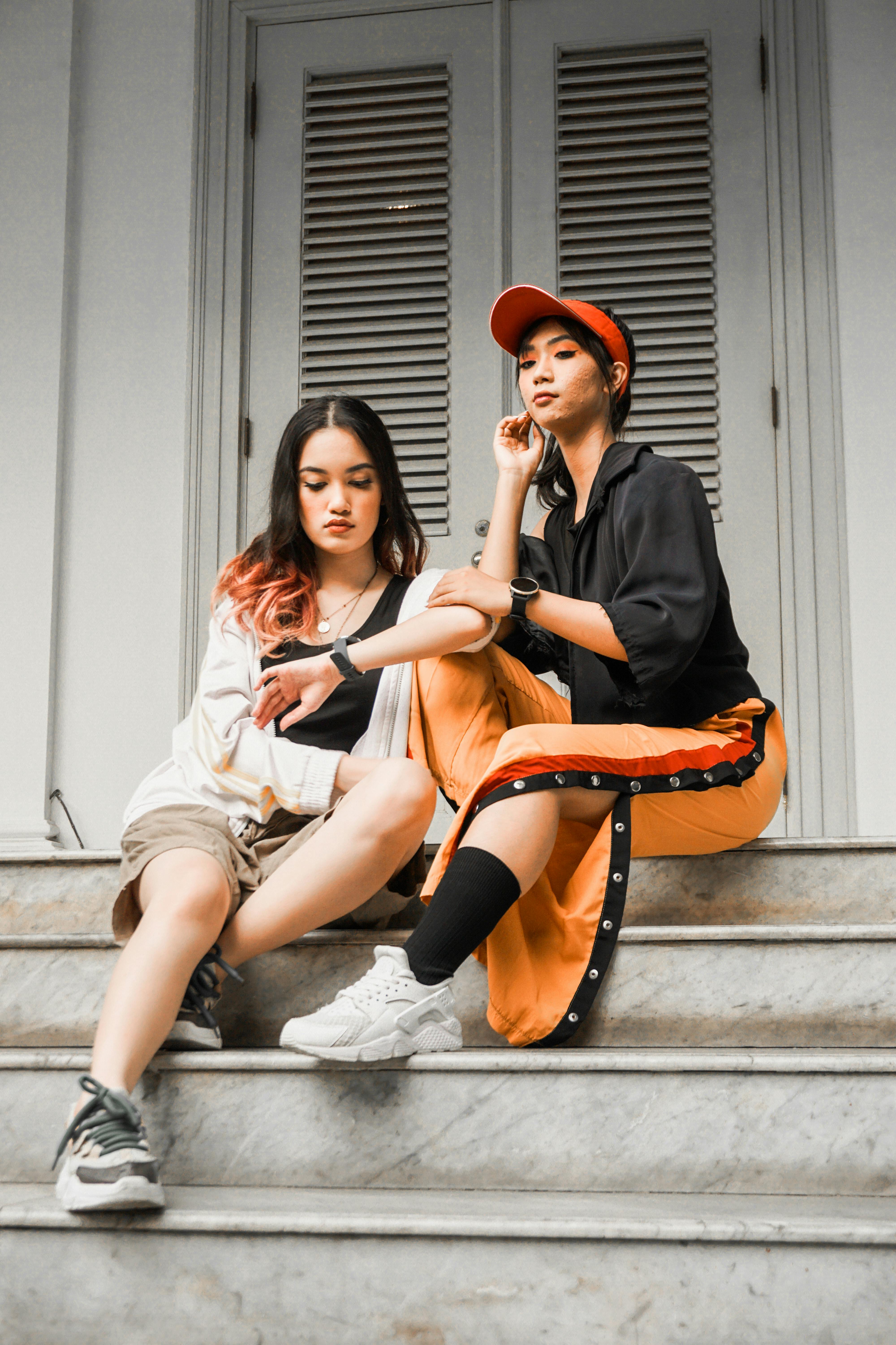 Grupo De Personas Sentadas En Las Escaleras · Foto de stock gratuita