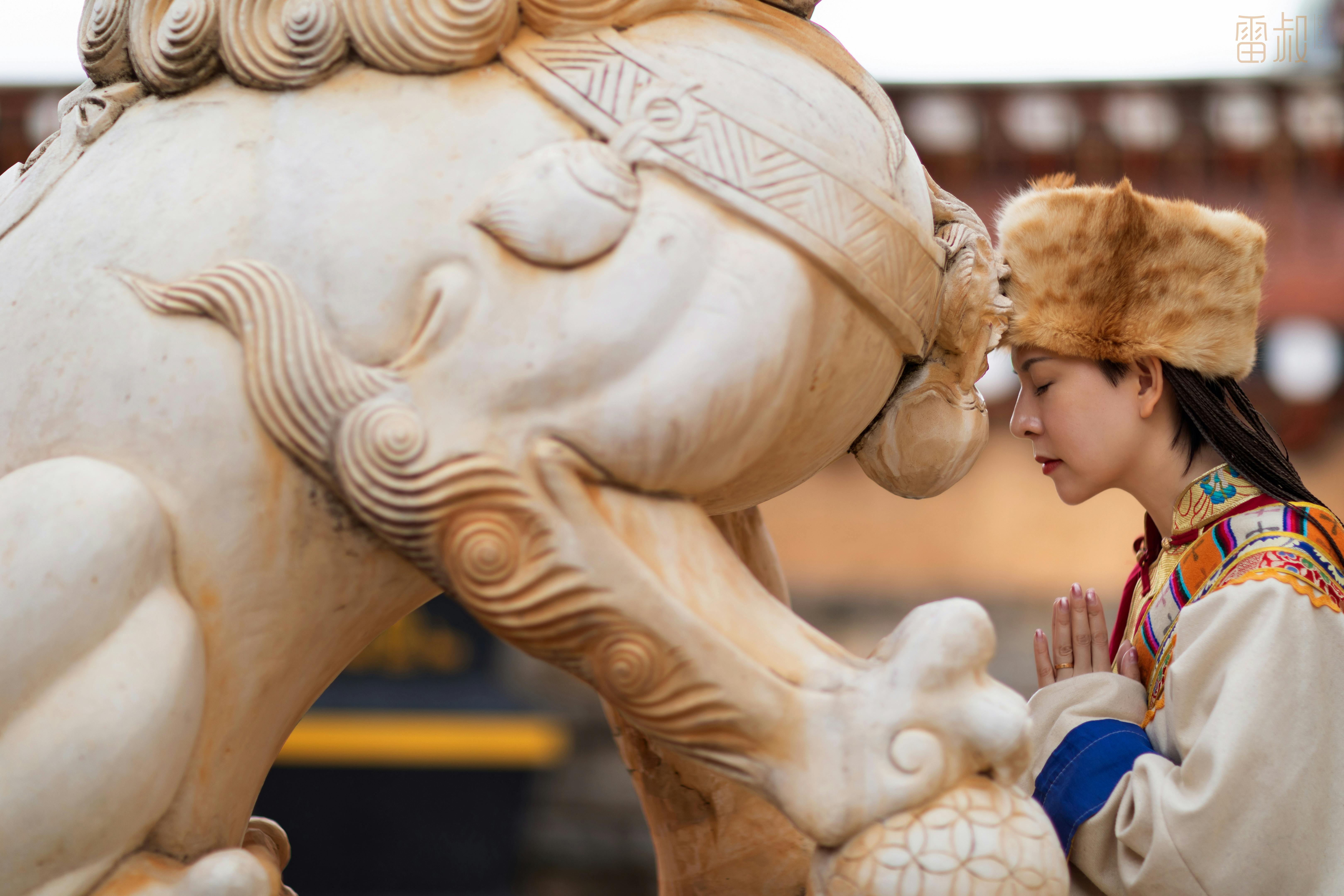 Bowing Statue Photos, Download The BEST Free Bowing Statue Stock Photos ...