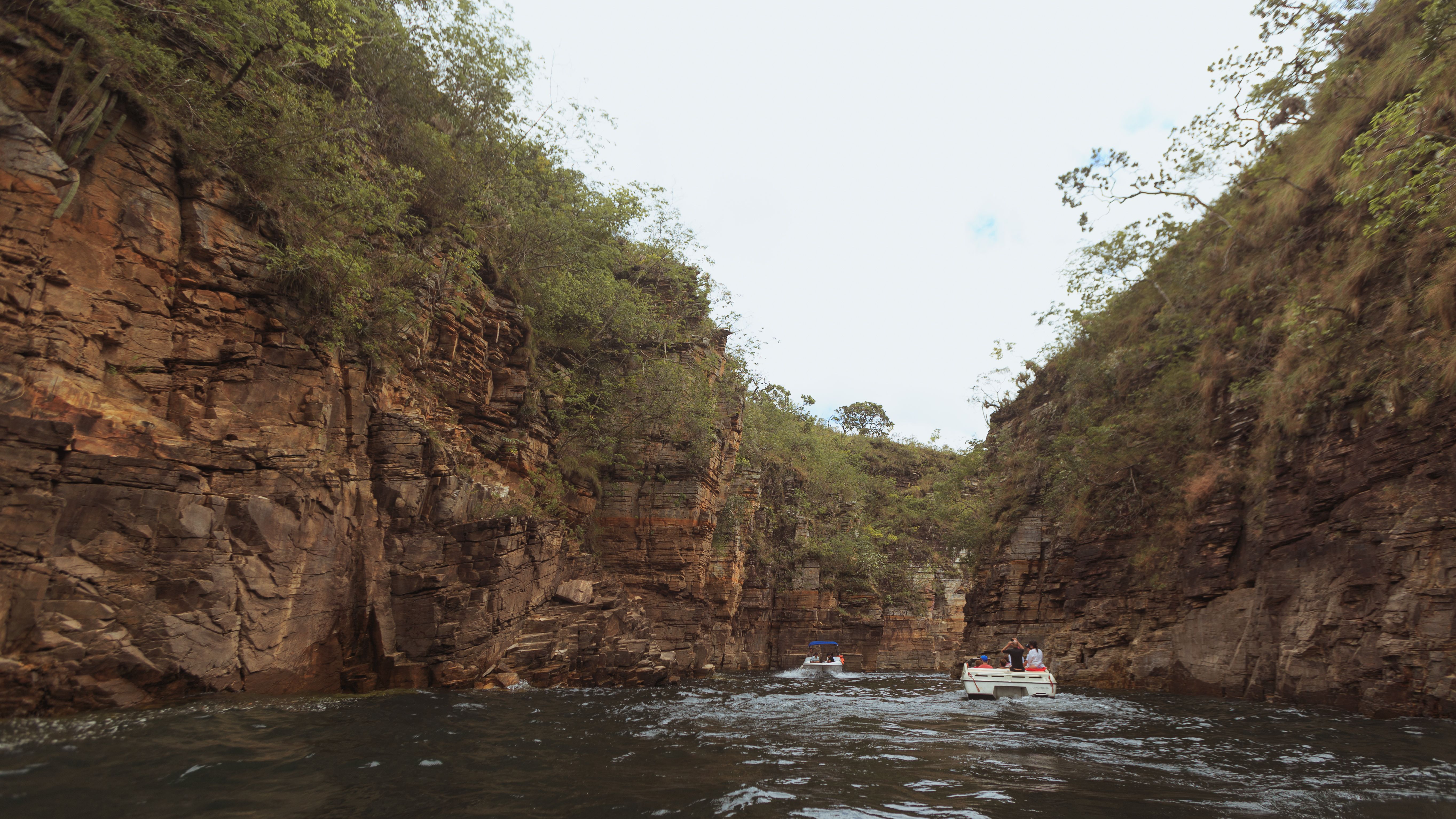 Brown Cliffs, and Motorboats on a River · Free Stock Photo