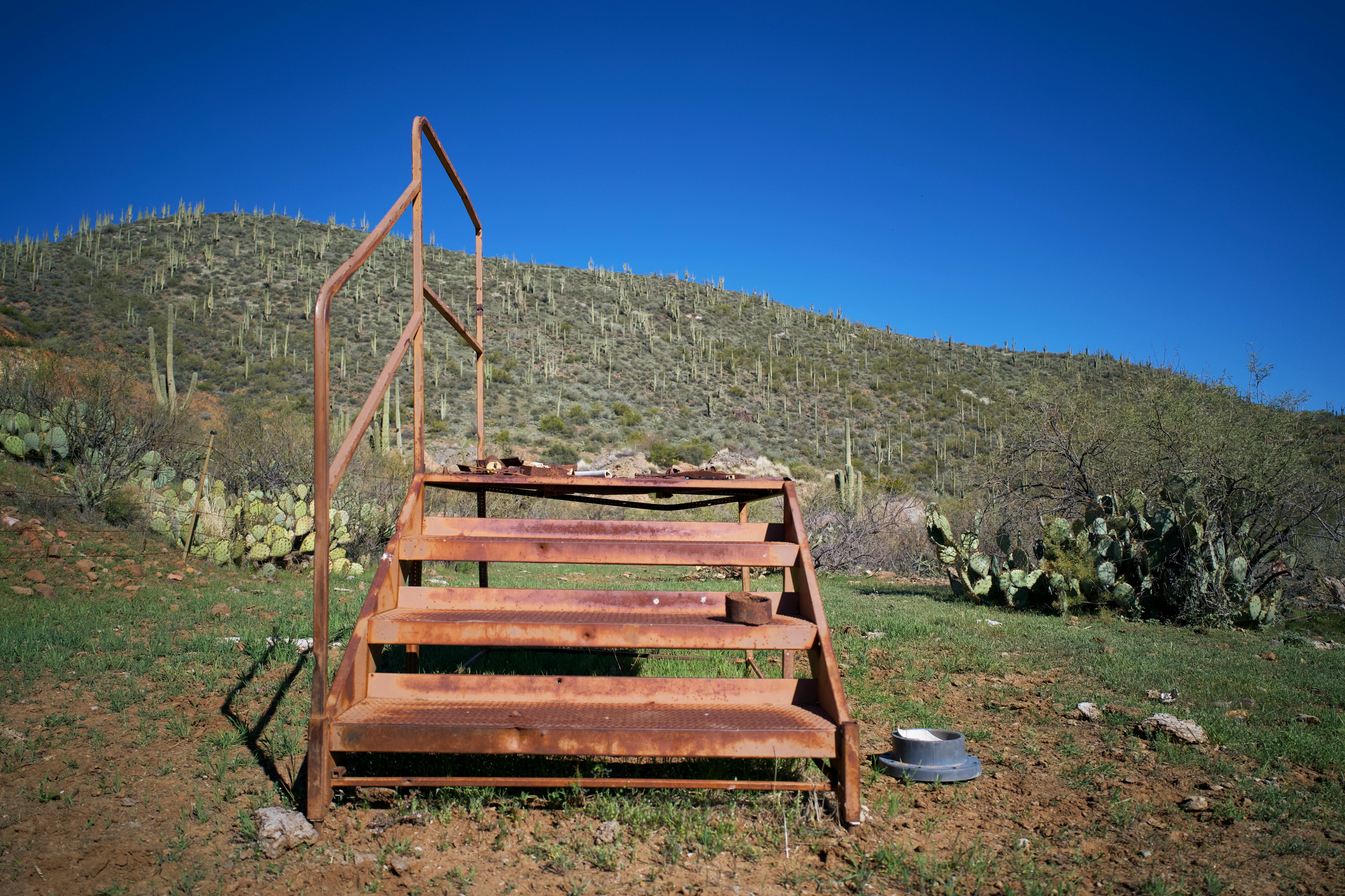 Abanoned, Rusty Steps on a Grass Field under Blue Sky · Free Stock Photo