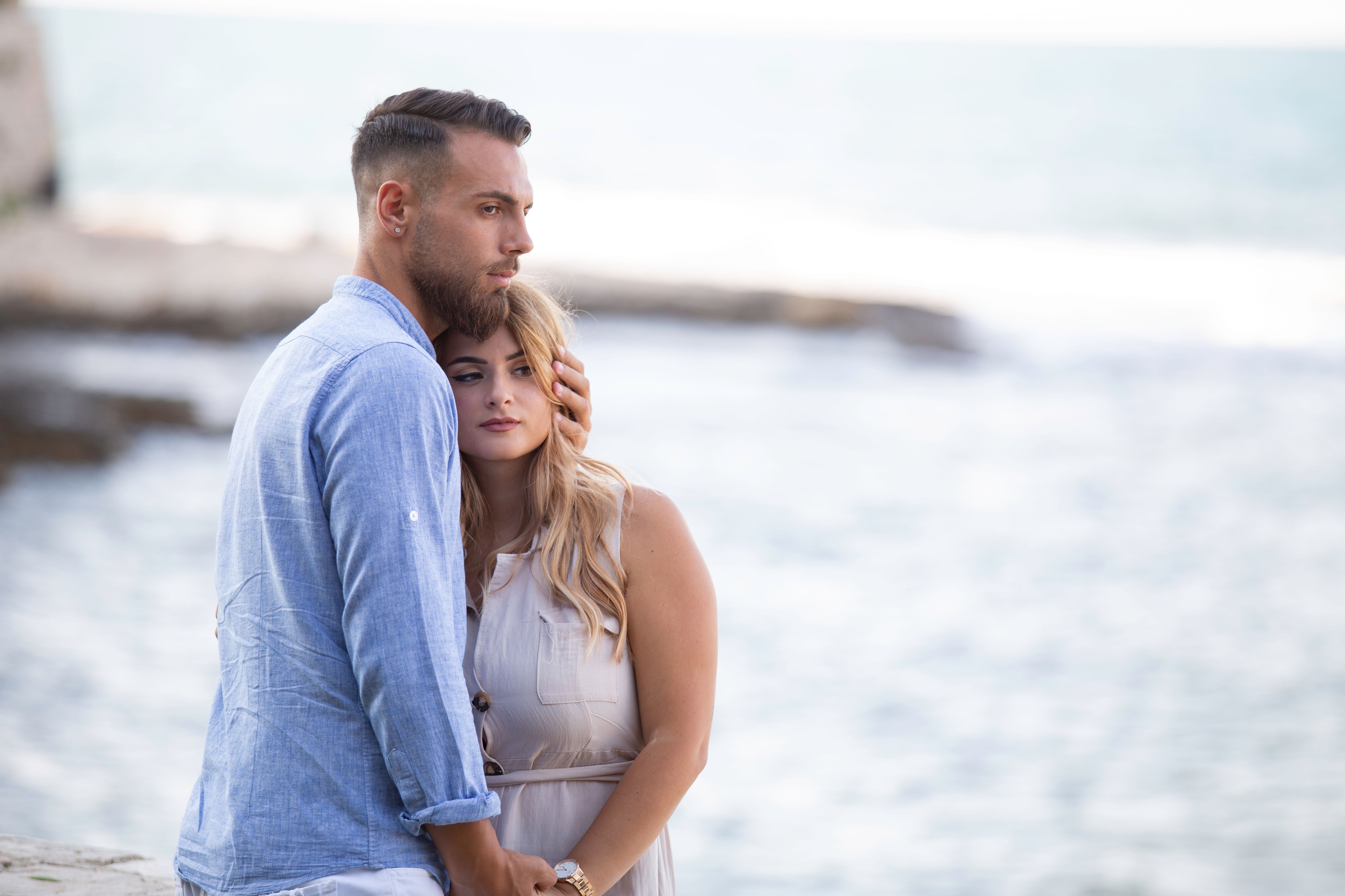 Bellissima coppia innamorata al mare · Free Stock Photo