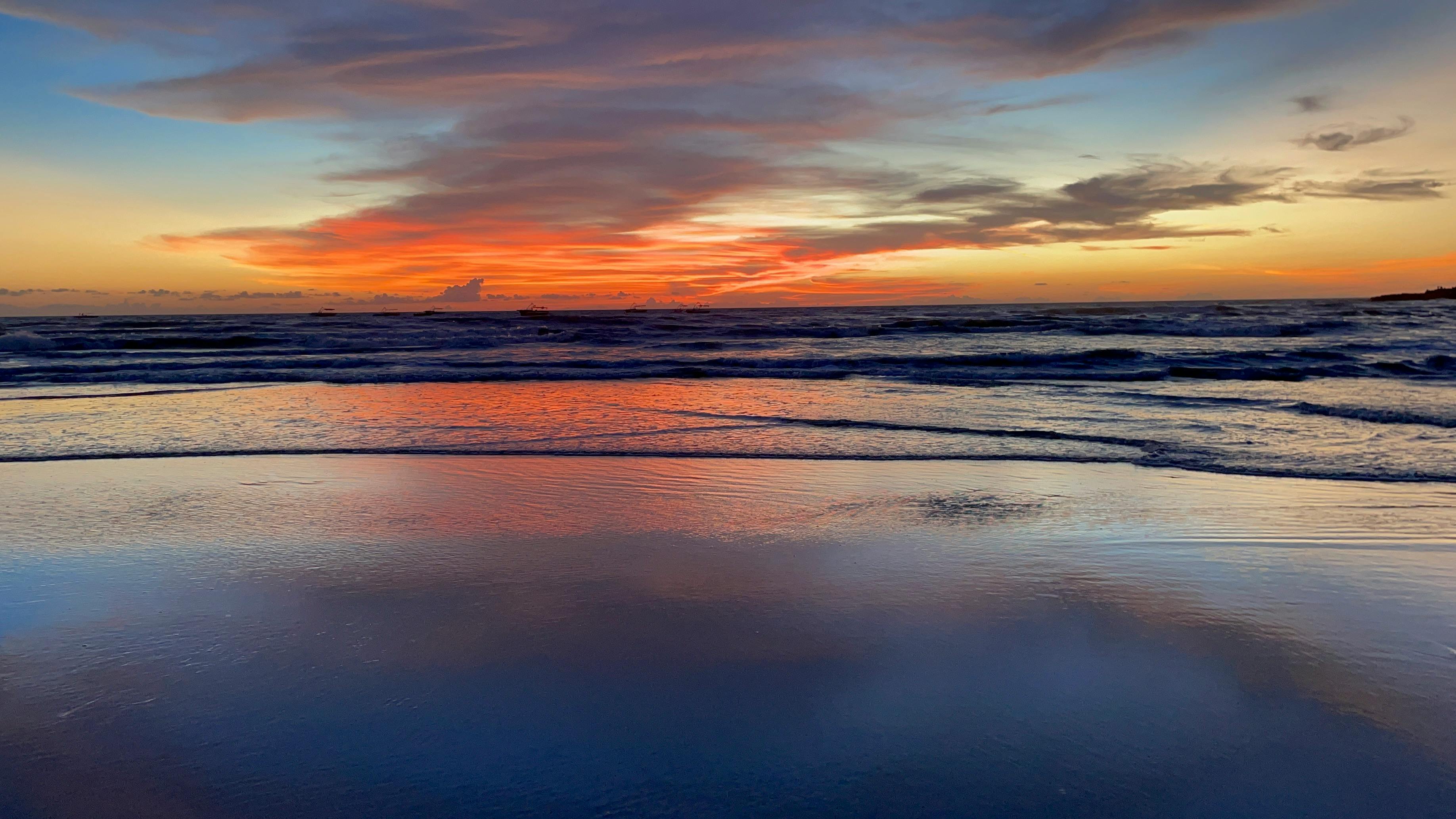 Golden Hour at the Beach · Free Stock Photo
