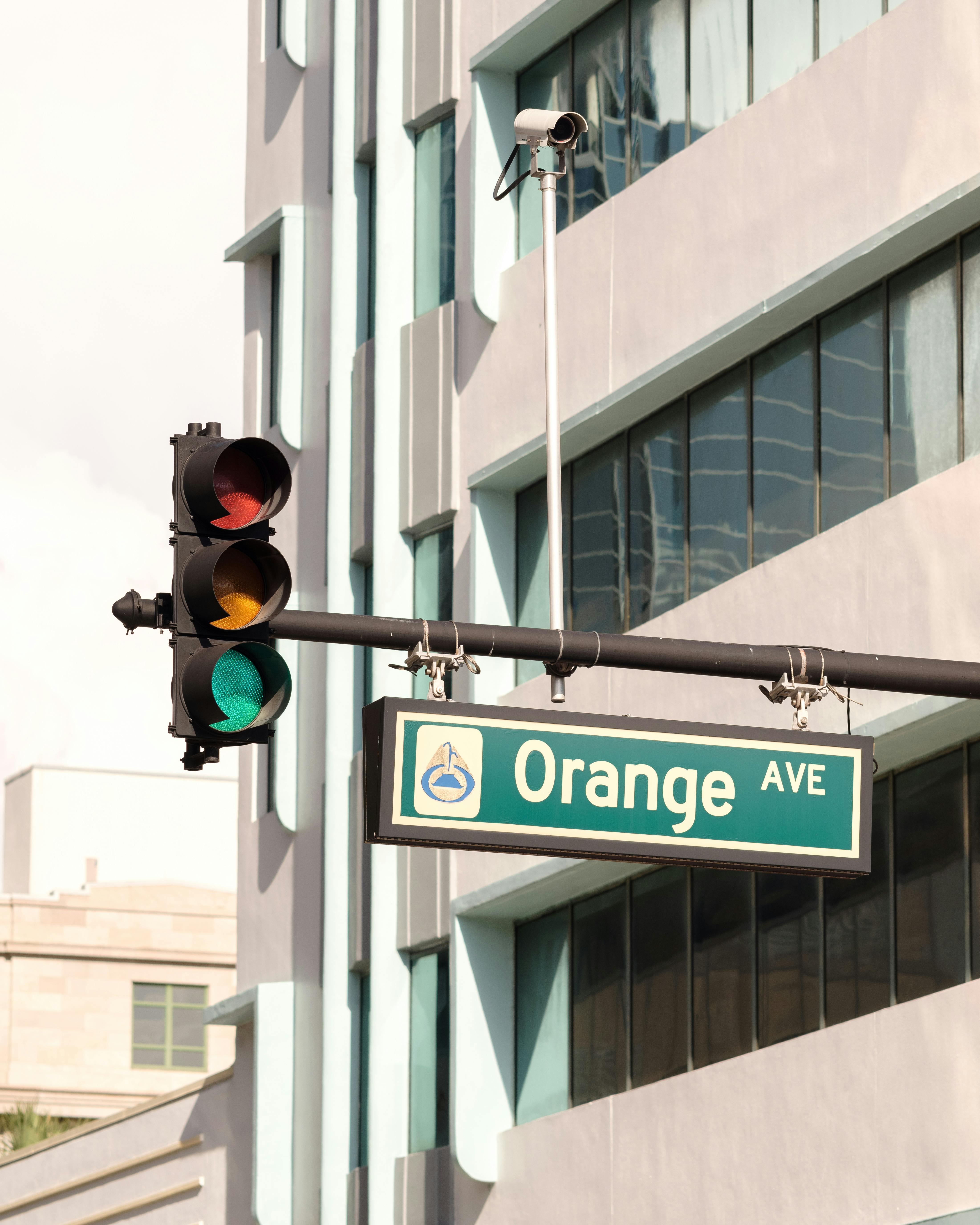 Foto de stock gratuita sobre placa, semáforo, tiro vertical