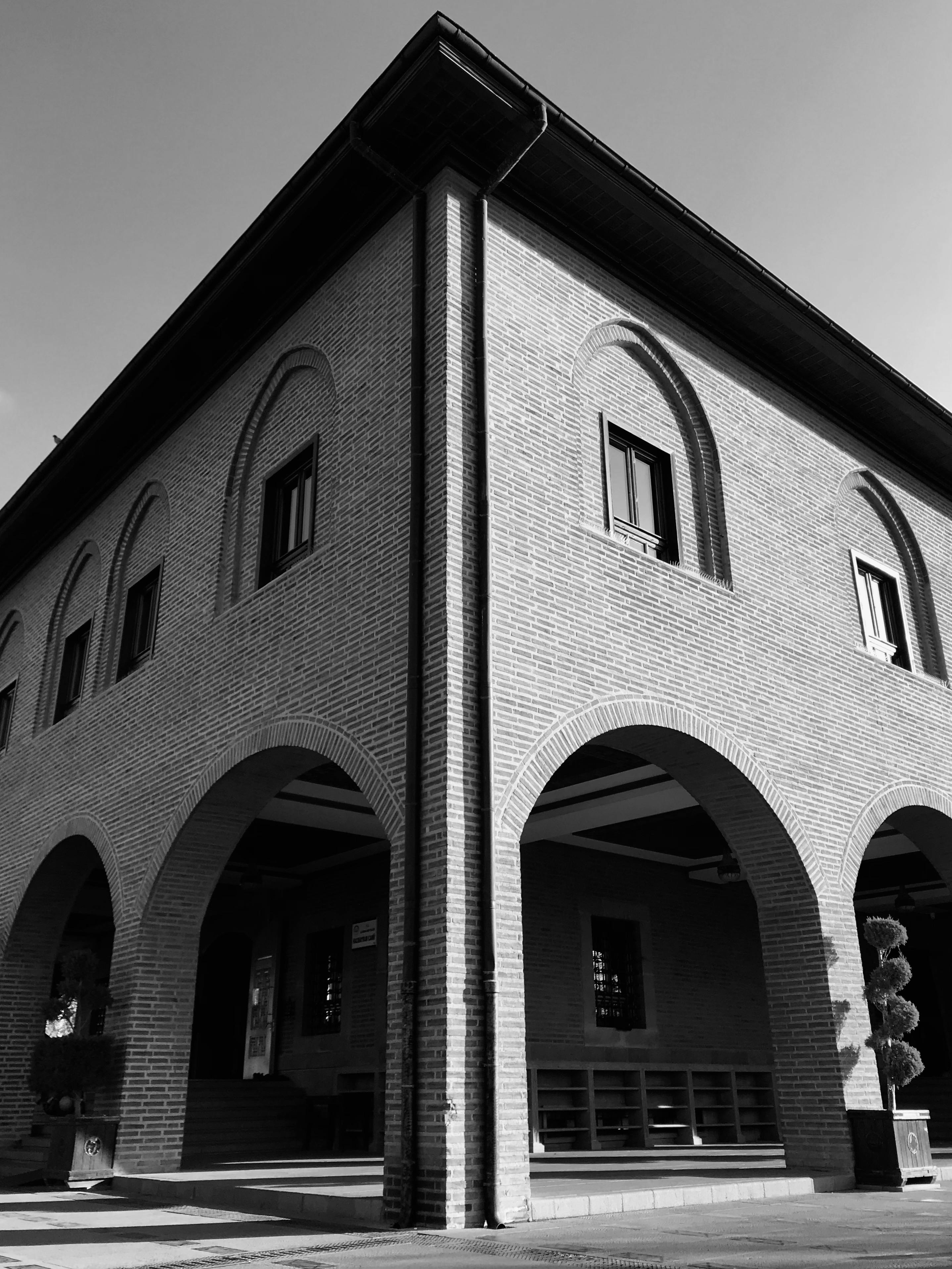 Grayscale Photo of a Concrete Building · Free Stock Photo