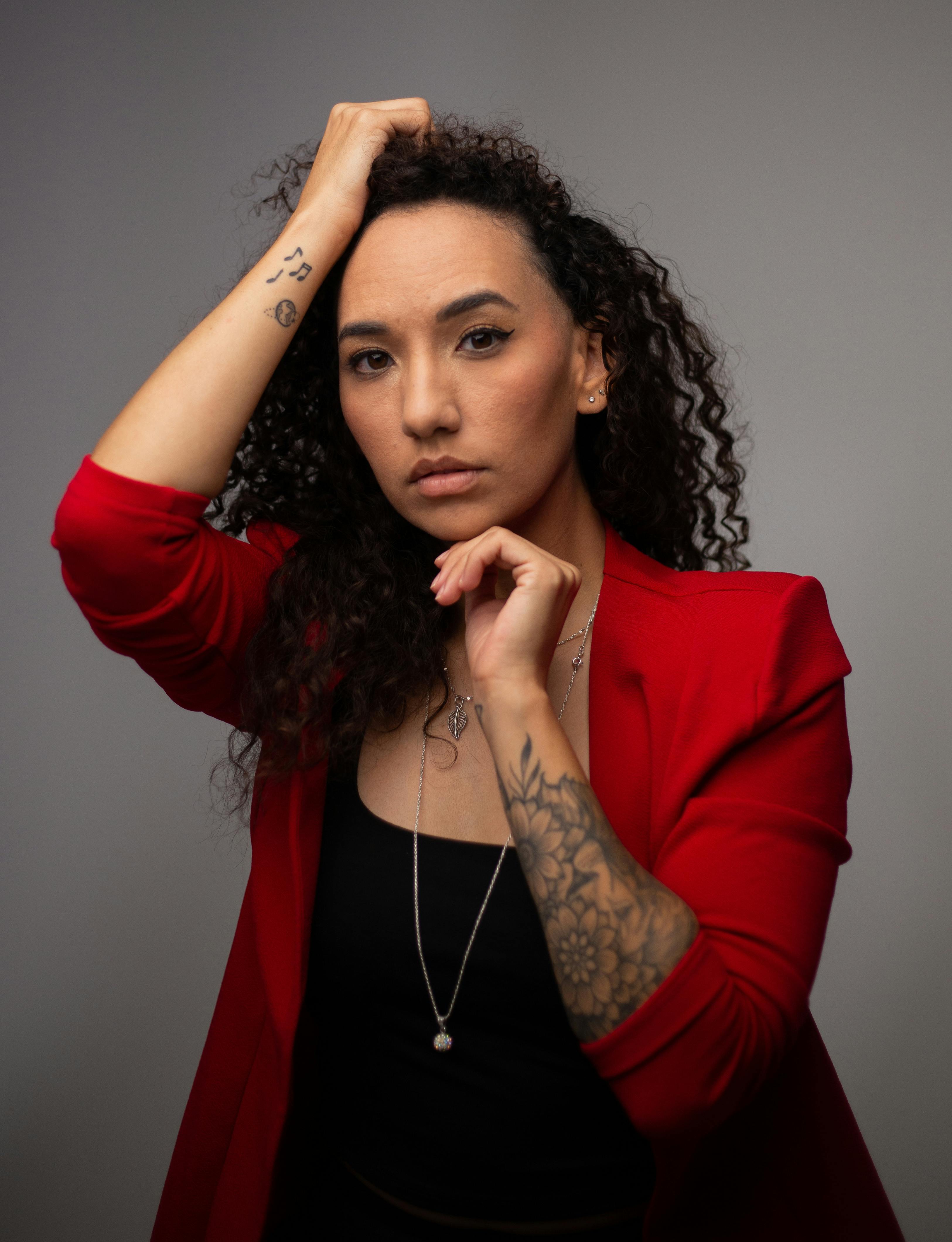 Photo Gratuite De Adulte Femme Feuilles Gingembre Modèle Portrait Poser Tatouages Tir
