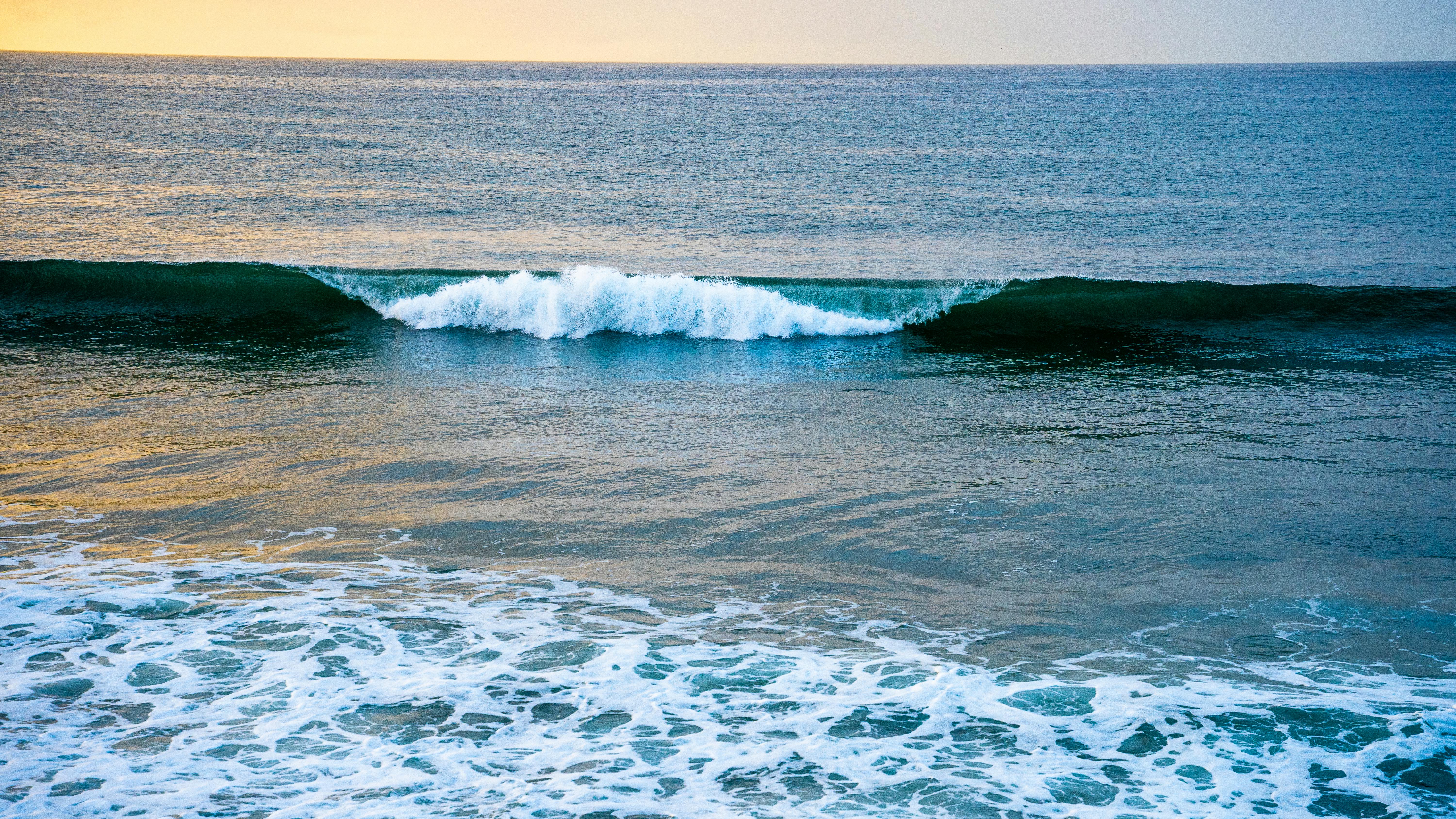 Ocean Waves Crashing on the Shore during Sunset · Free Stock Photo
