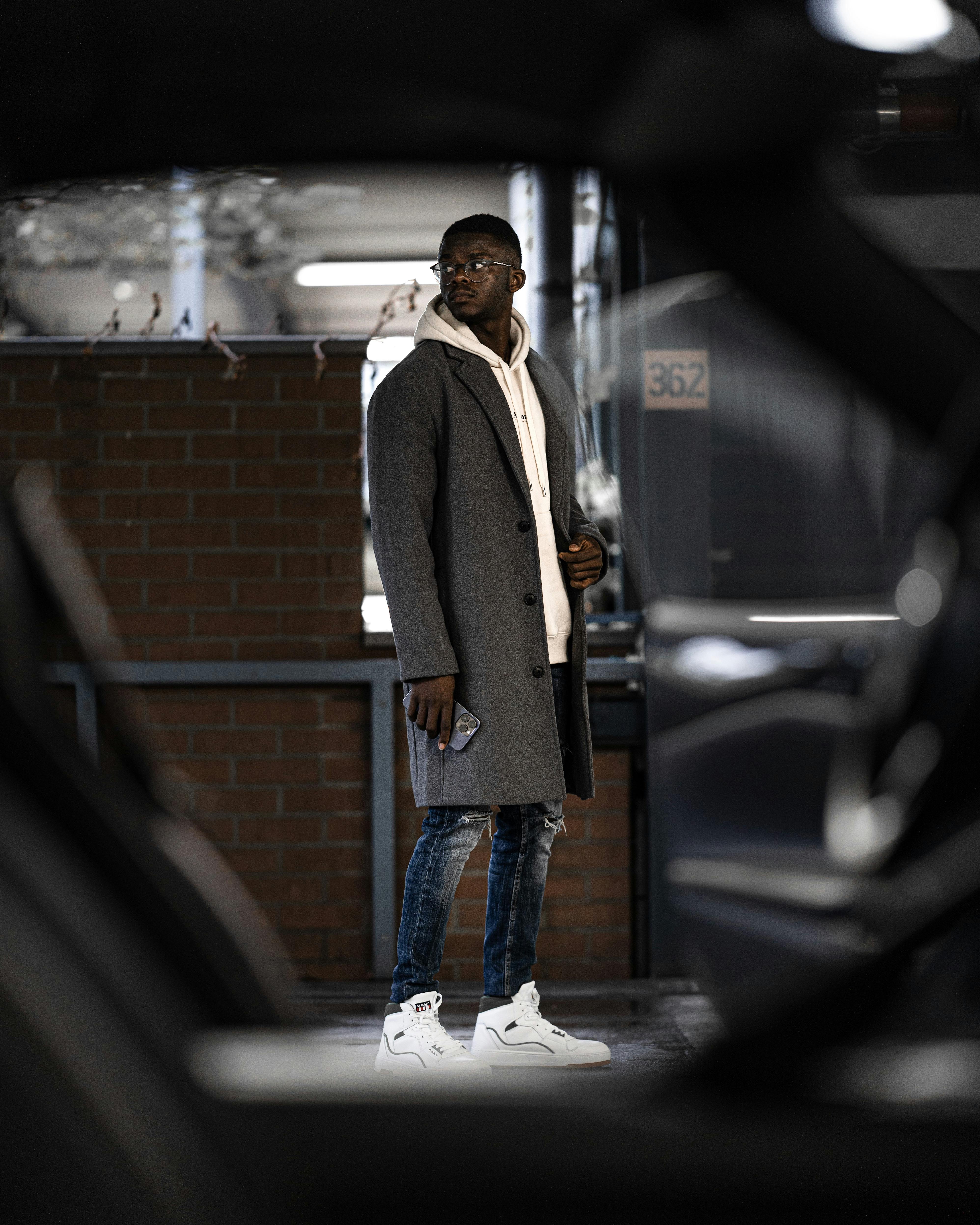 Foto de stock gratuita sobre calle, chaqueta con capucha, de pie ...