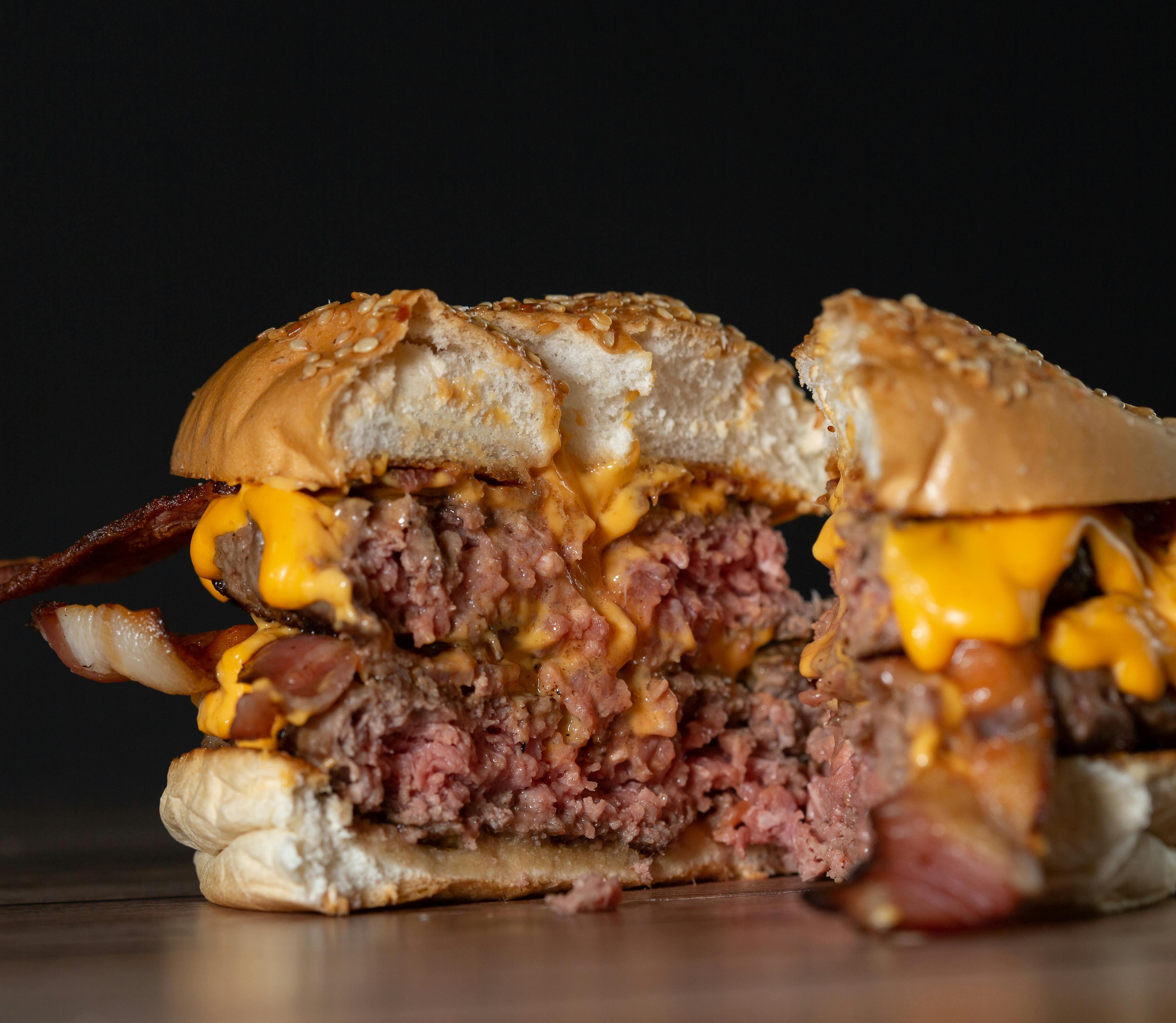 Close-Up Shot of a Cheeseburger · Free Stock Photo