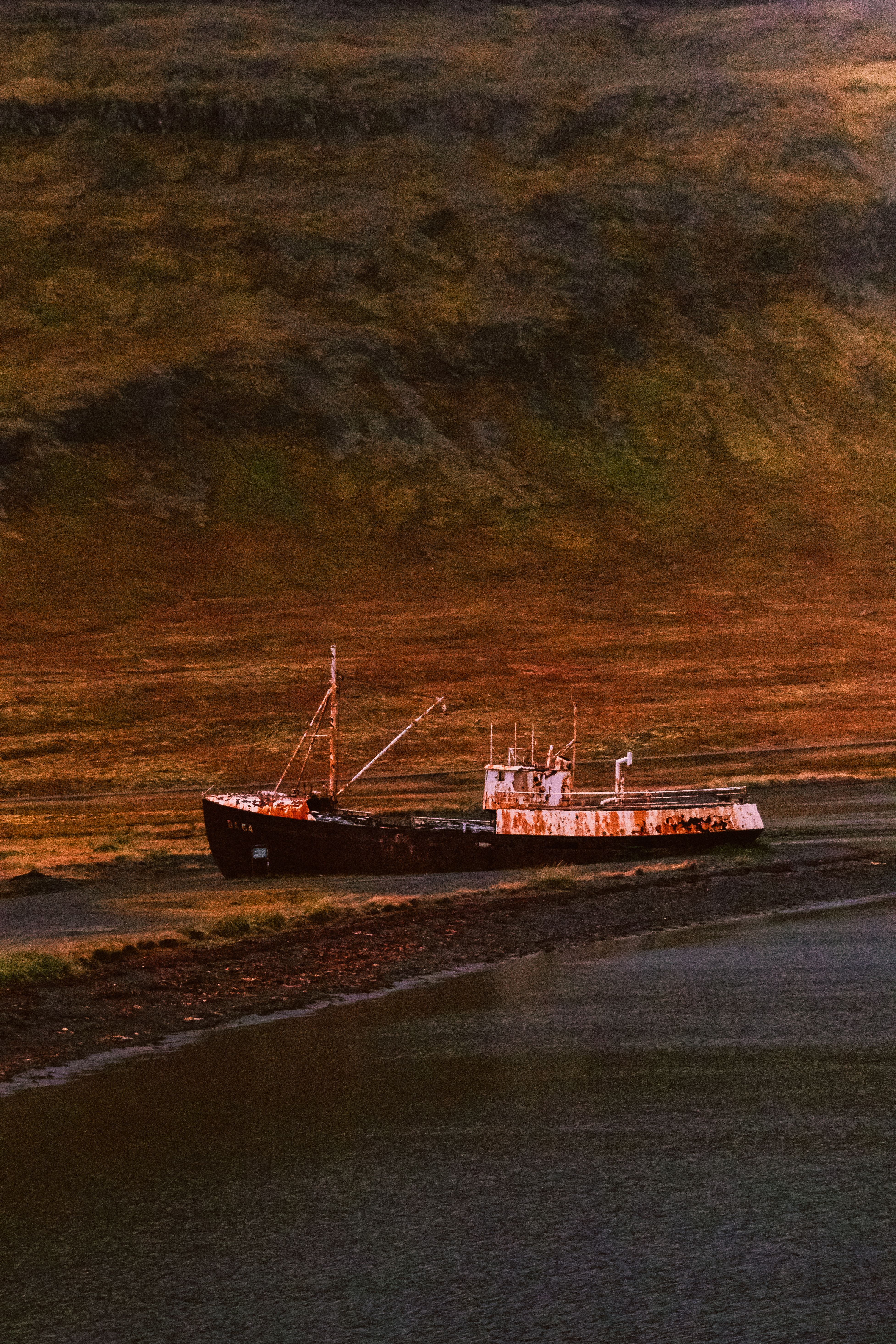 A Shipwreck on a Beach · Free Stock Photo