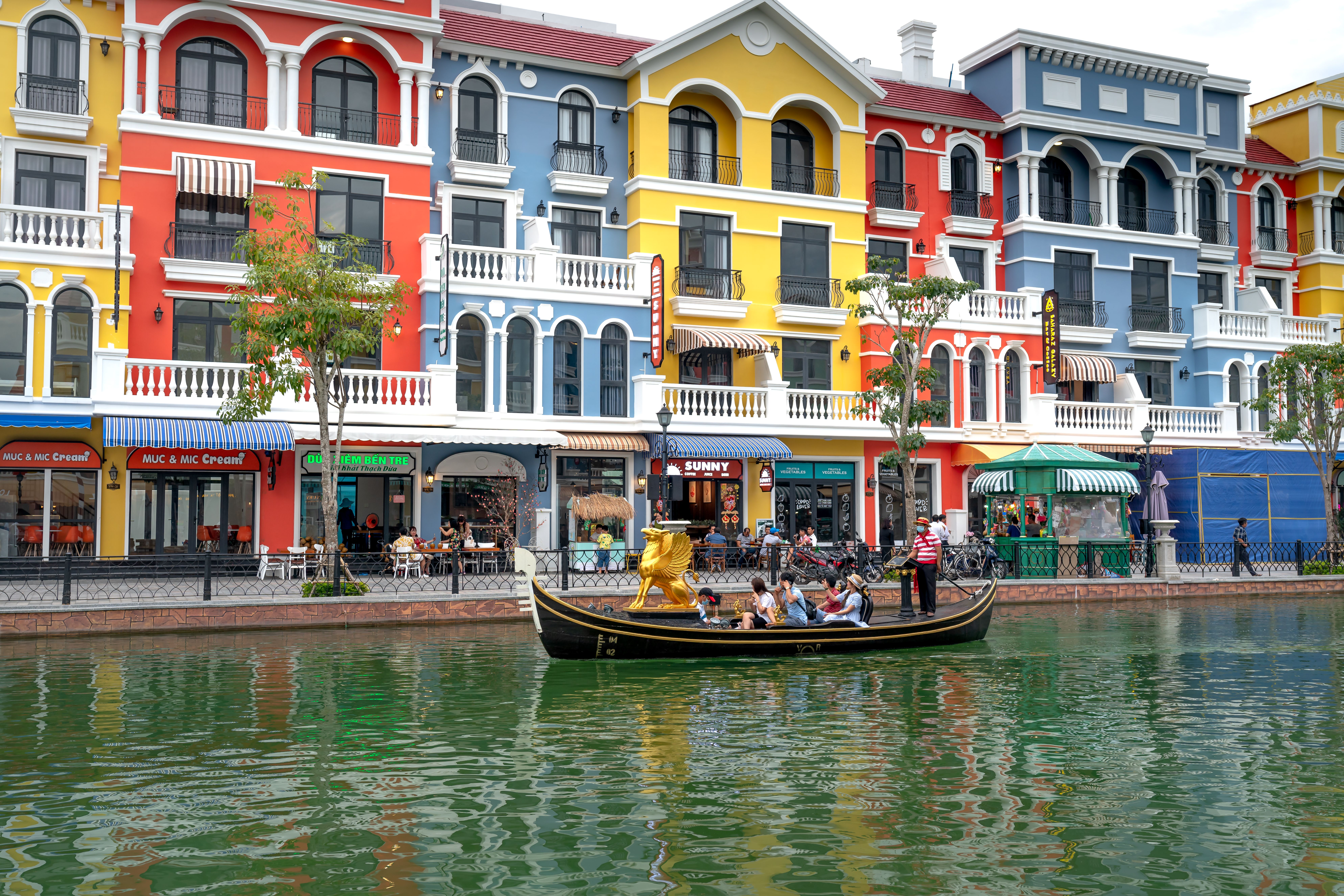 Gondola on Canal in front of Colorful Facades · Free Stock Photo