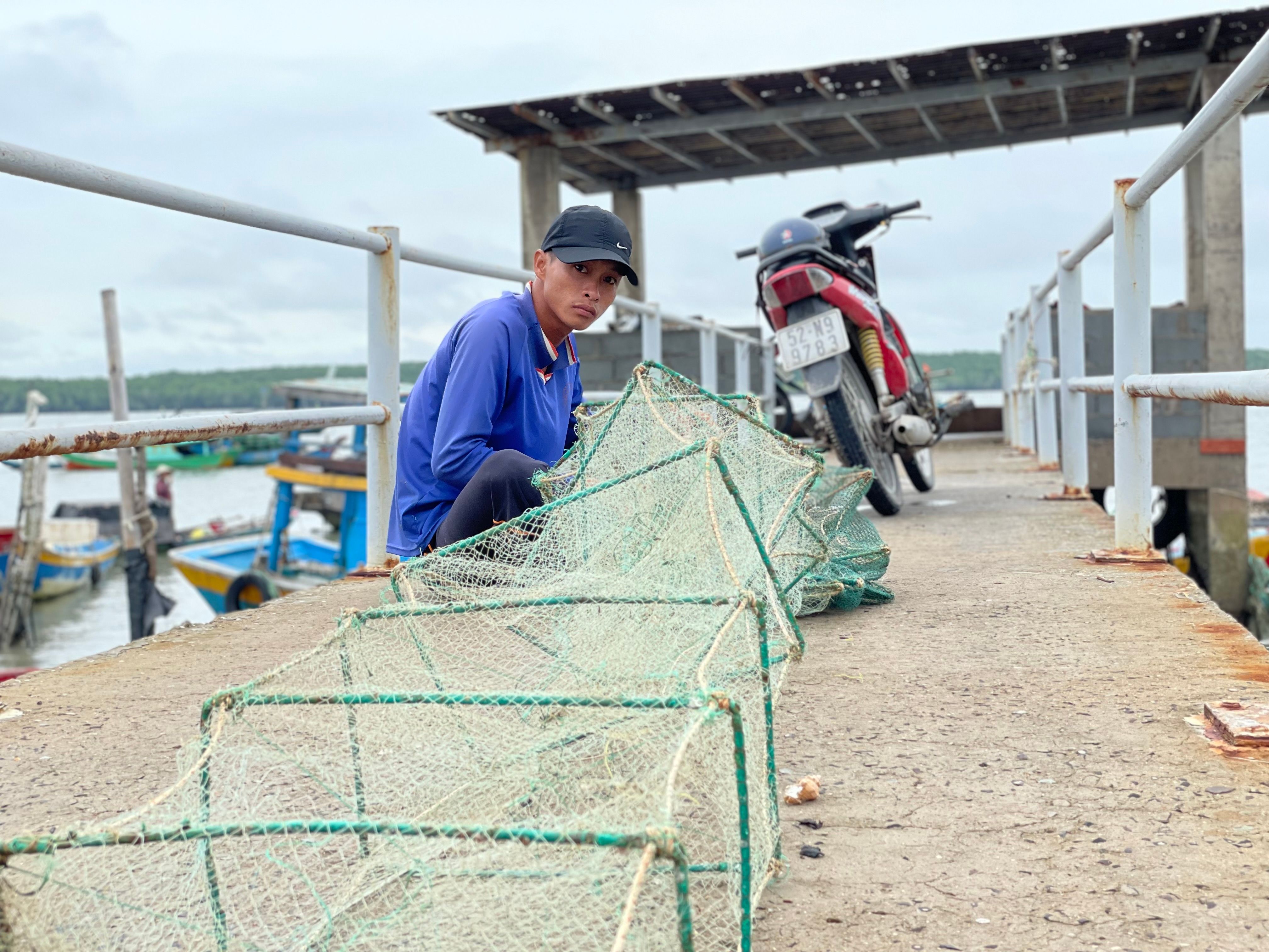 A Man Preparing a Fish Net · Free Stock Photo