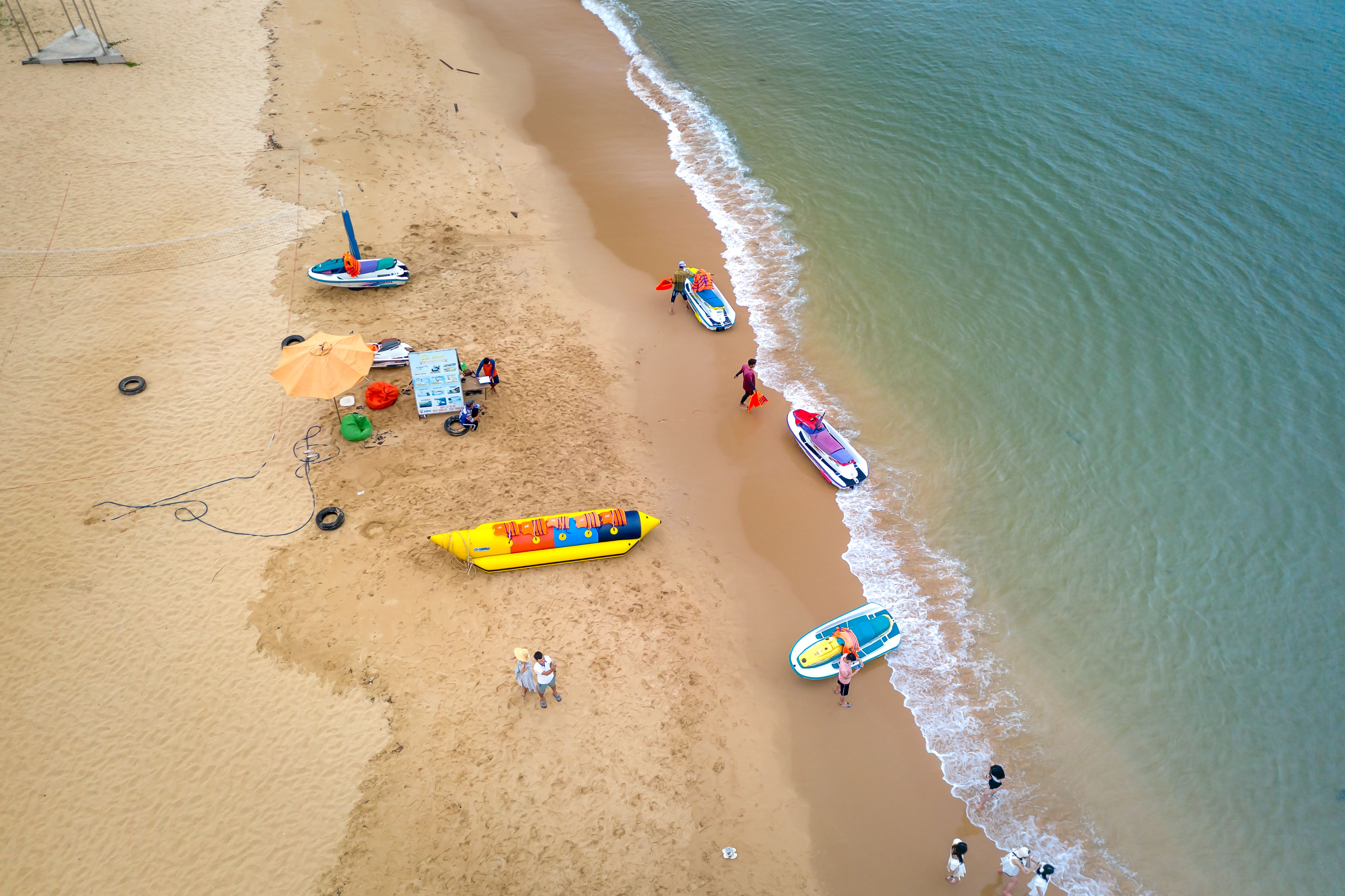 Birds Eye View of Boats on the Beach and Sea · Free Stock Photo