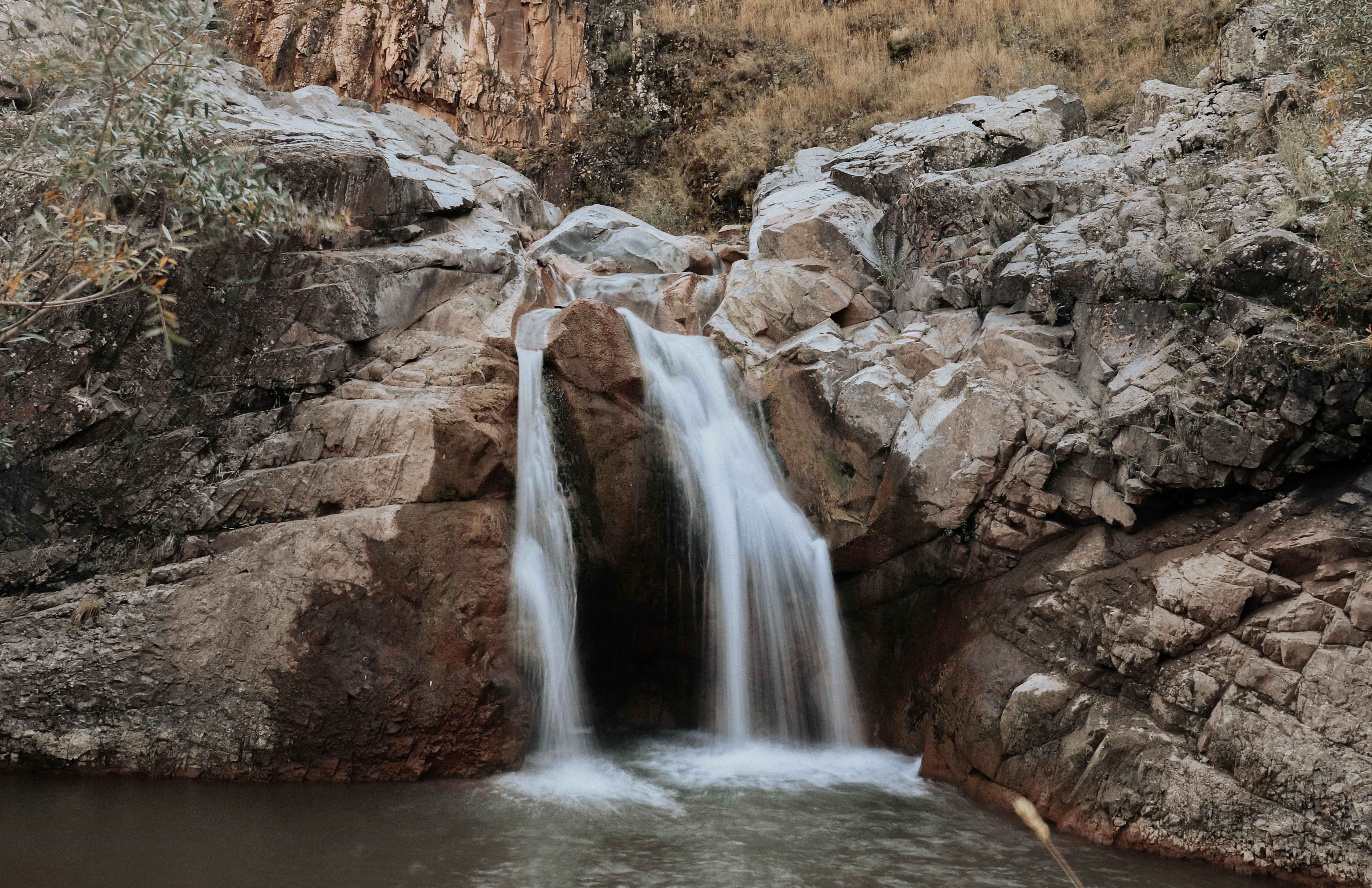 Cascade on Cliff · Free Stock Photo