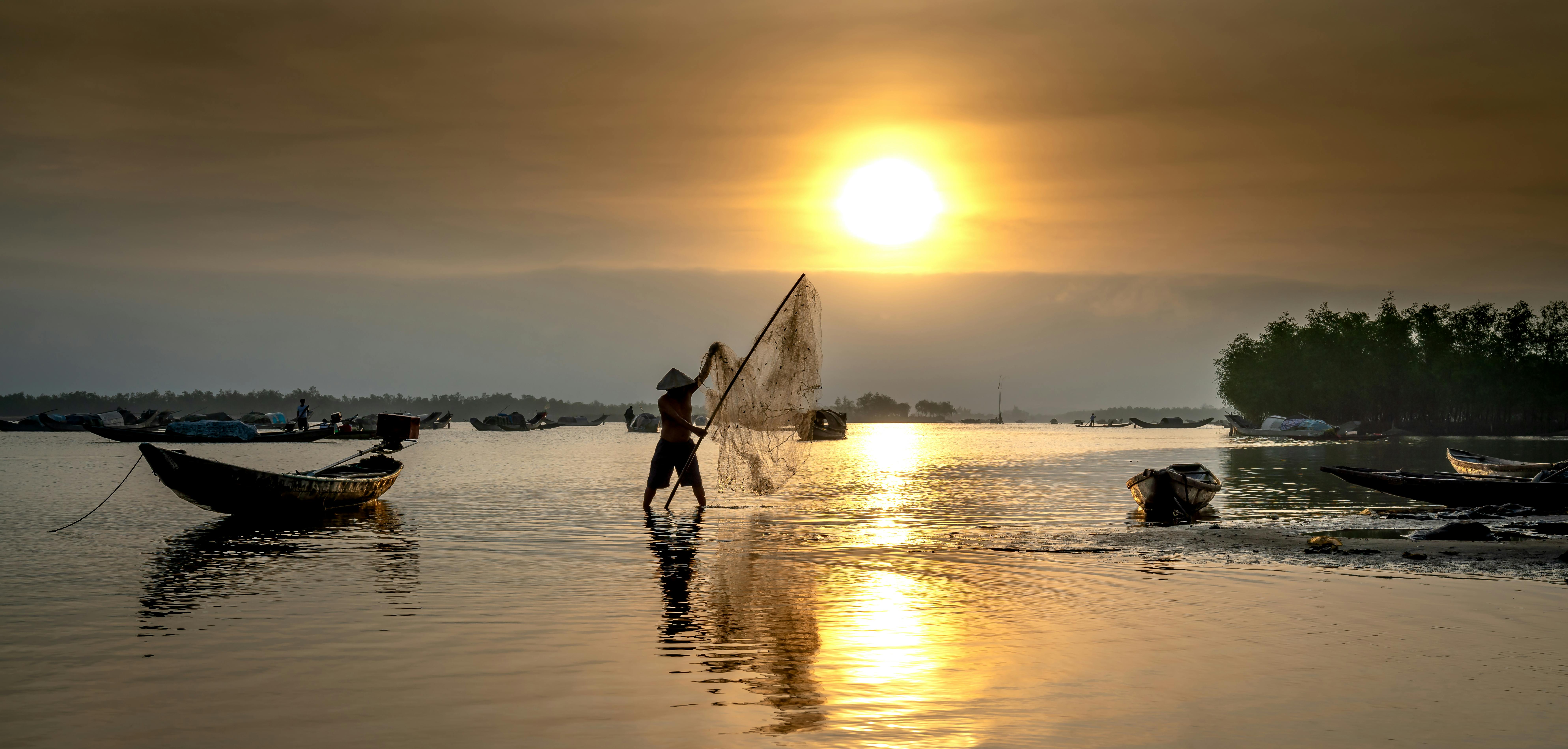 Fisherman Casting Nets in the River · Free Stock Photo