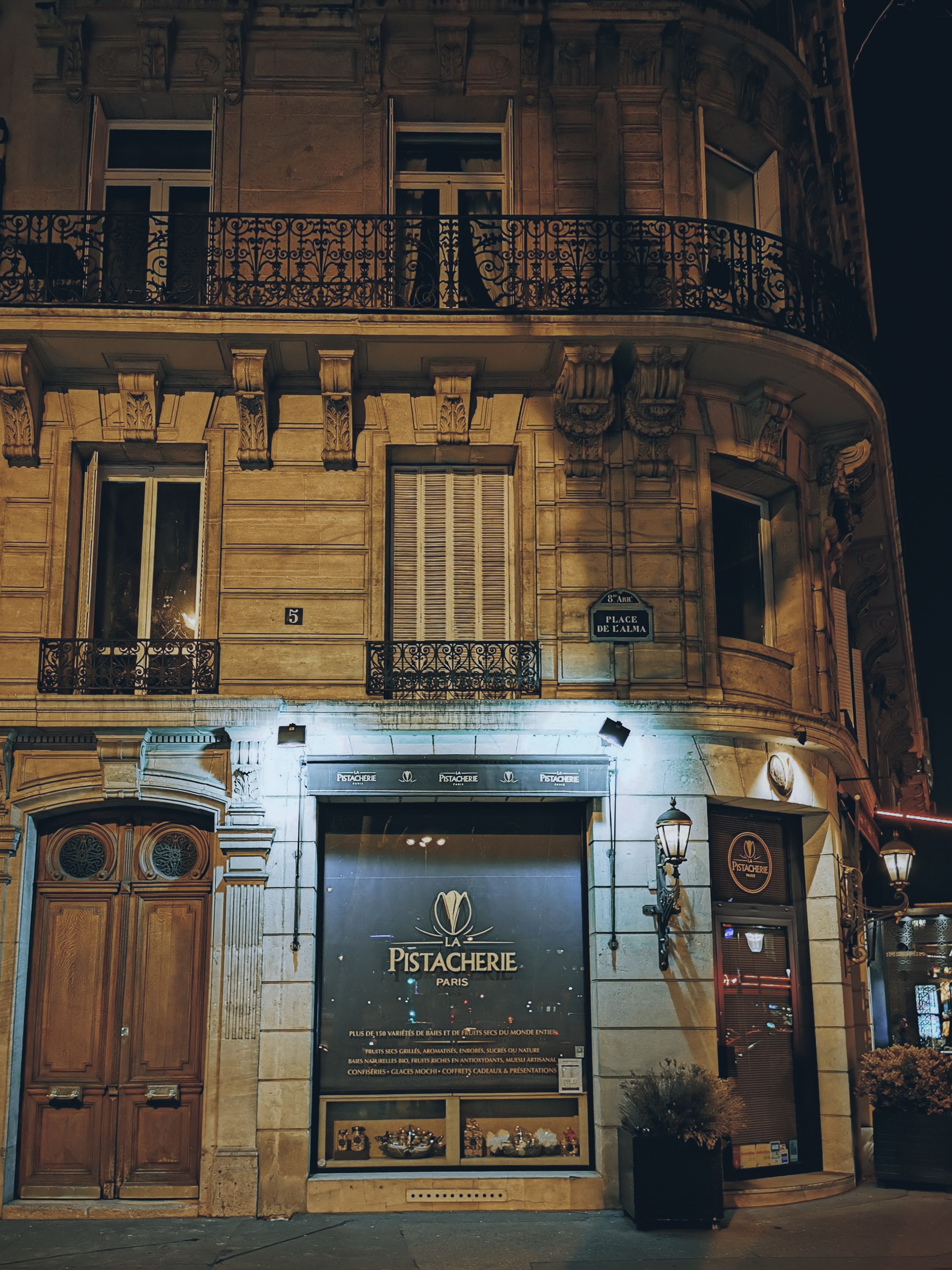 Facade of a Pizzeria · Free Stock Photo