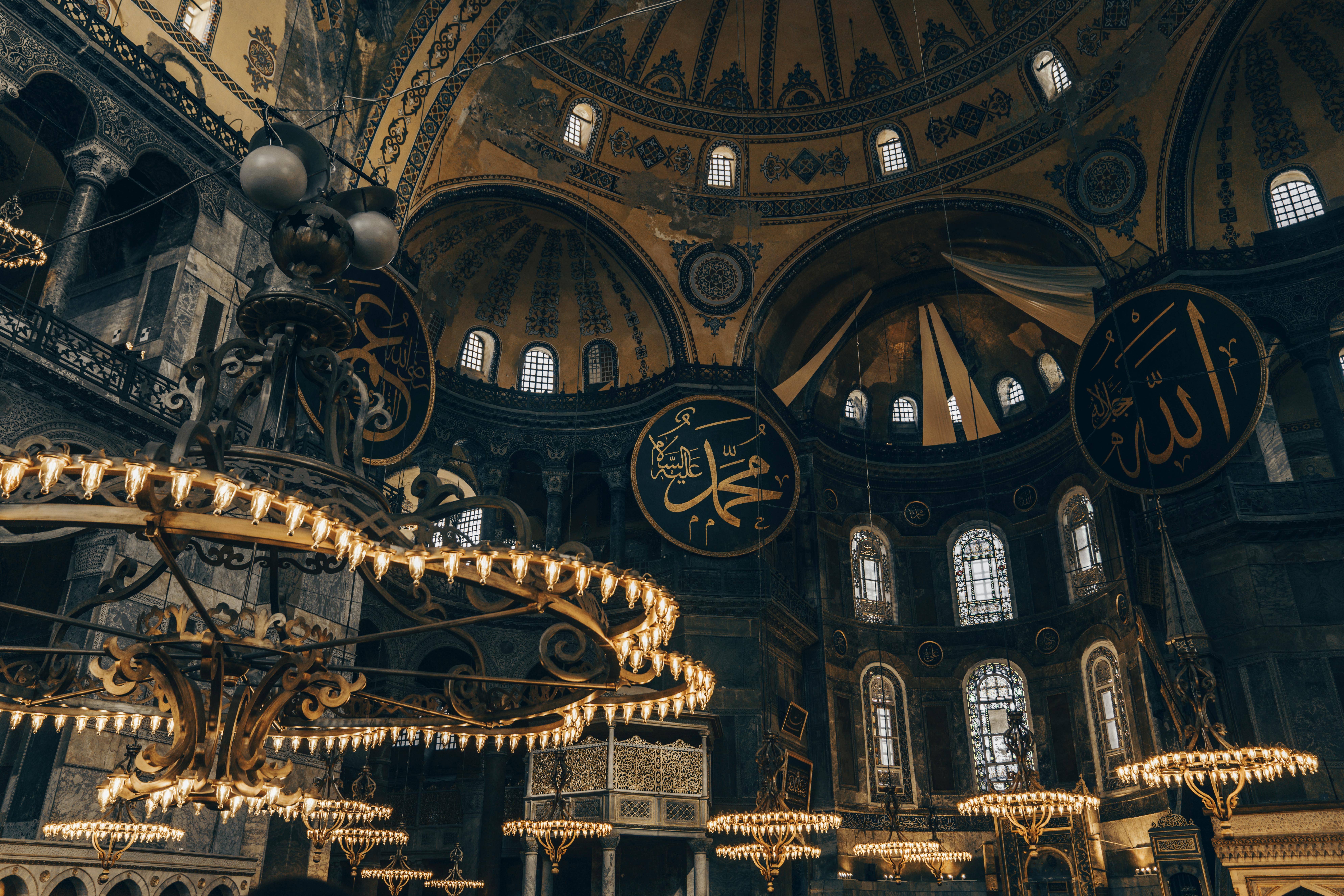Interior Design of a Grand Mosque · Free Stock Photo