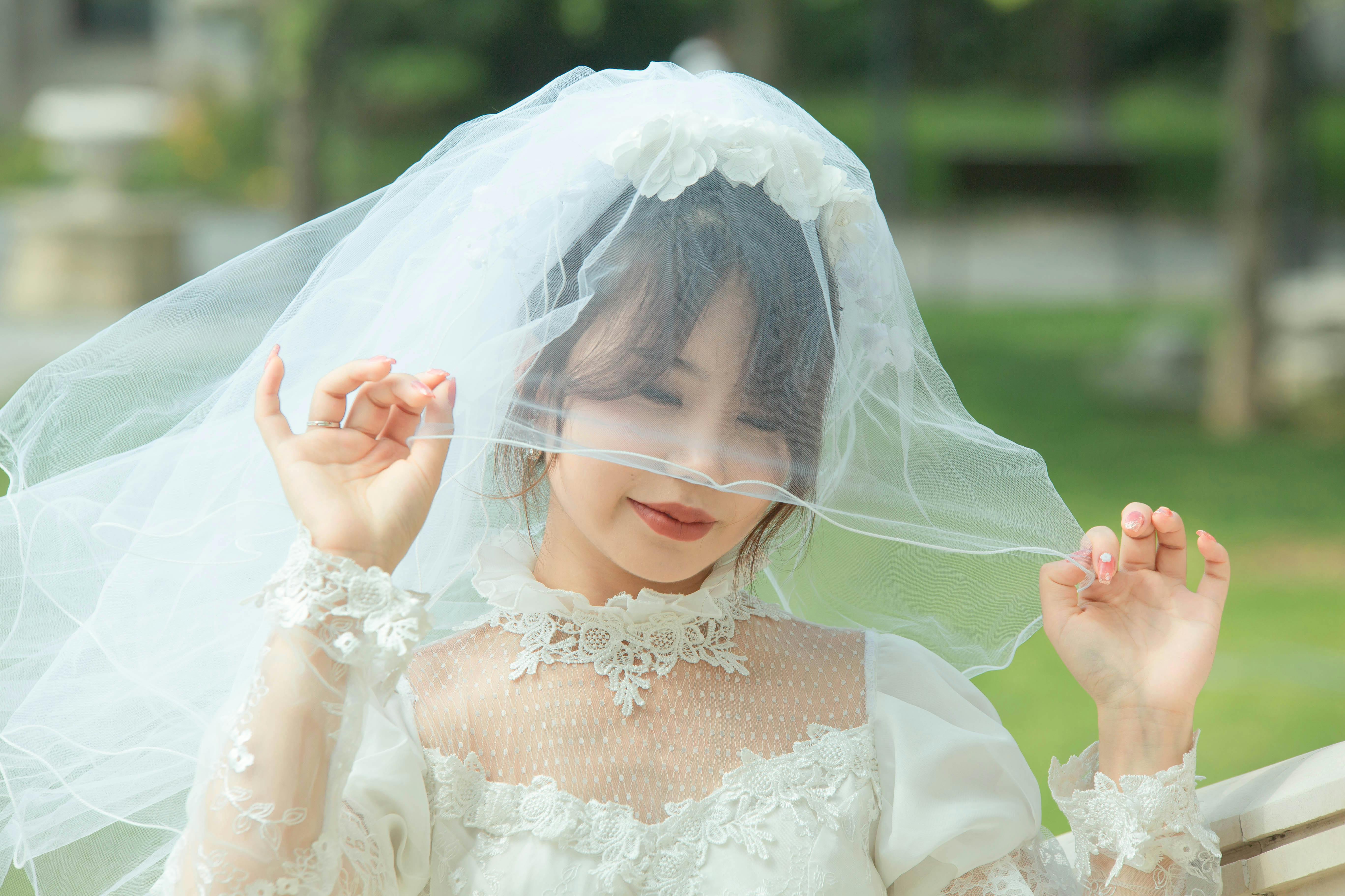 White Veil on a Bed · Free Stock Photo