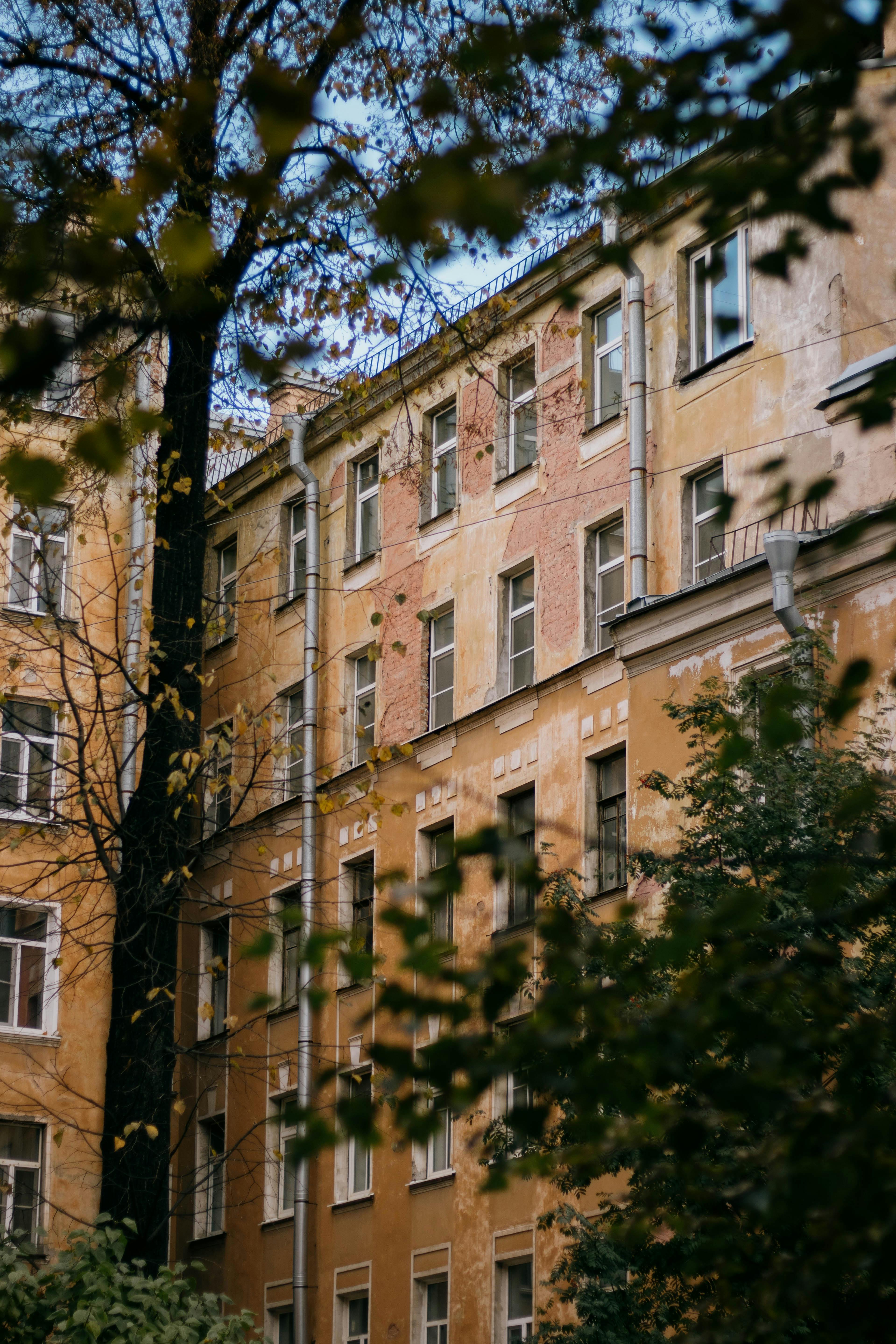 Neglected Building in City · Free Stock Photo
