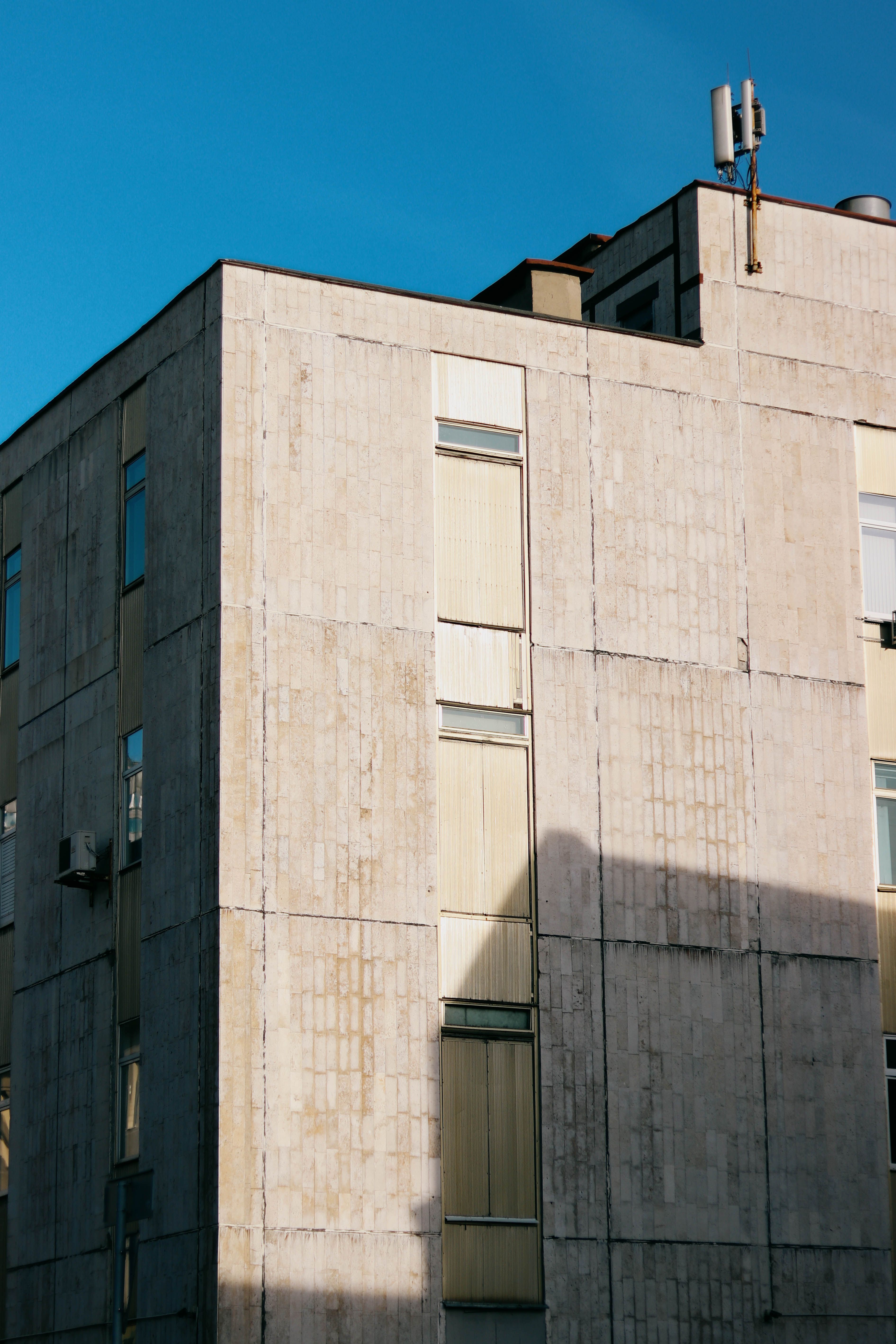 Brown Concrete Building · Free Stock Photo