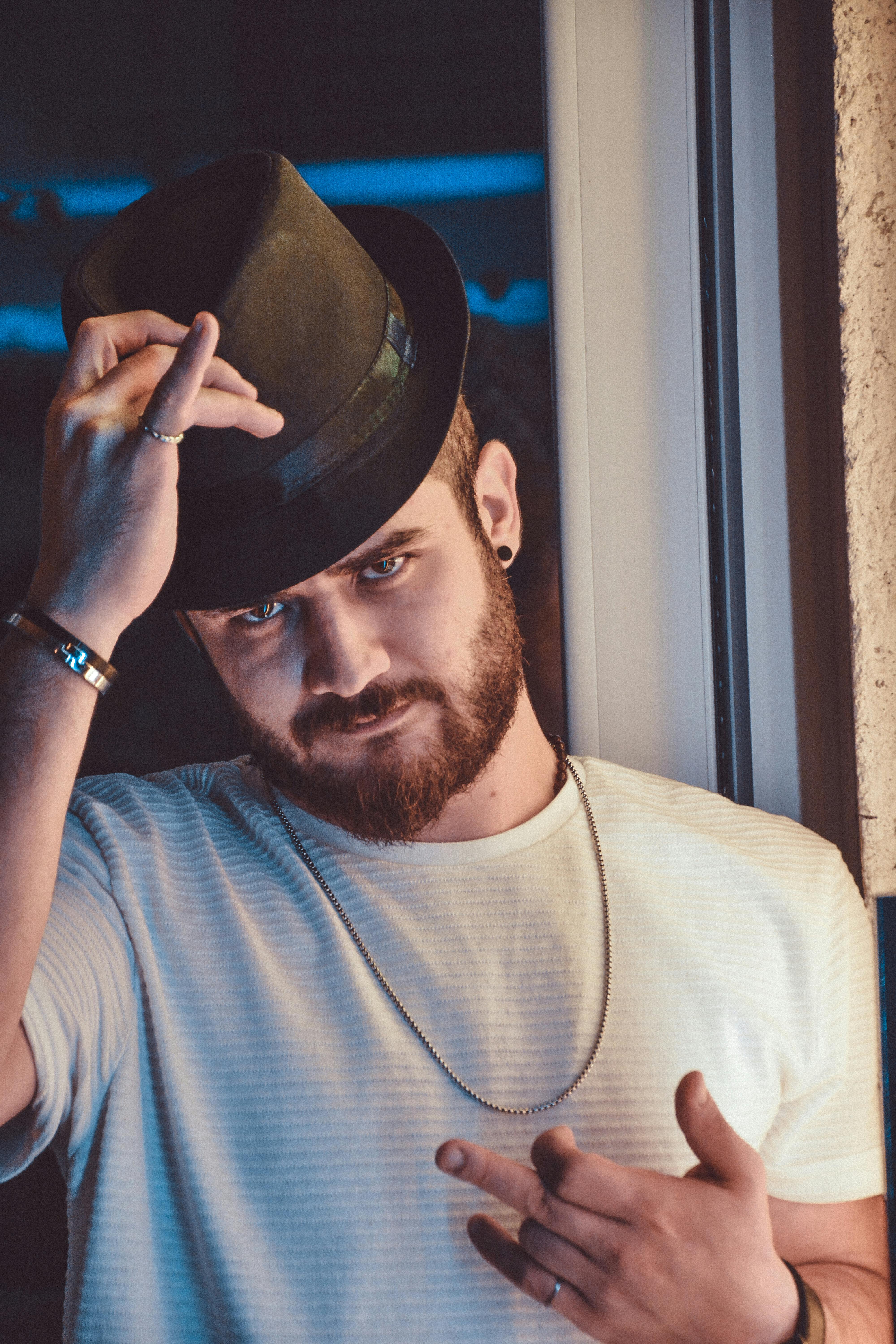 Kostenloses Foto zum Thema: bart, halskette, mittelfinger, schnurrbart ...