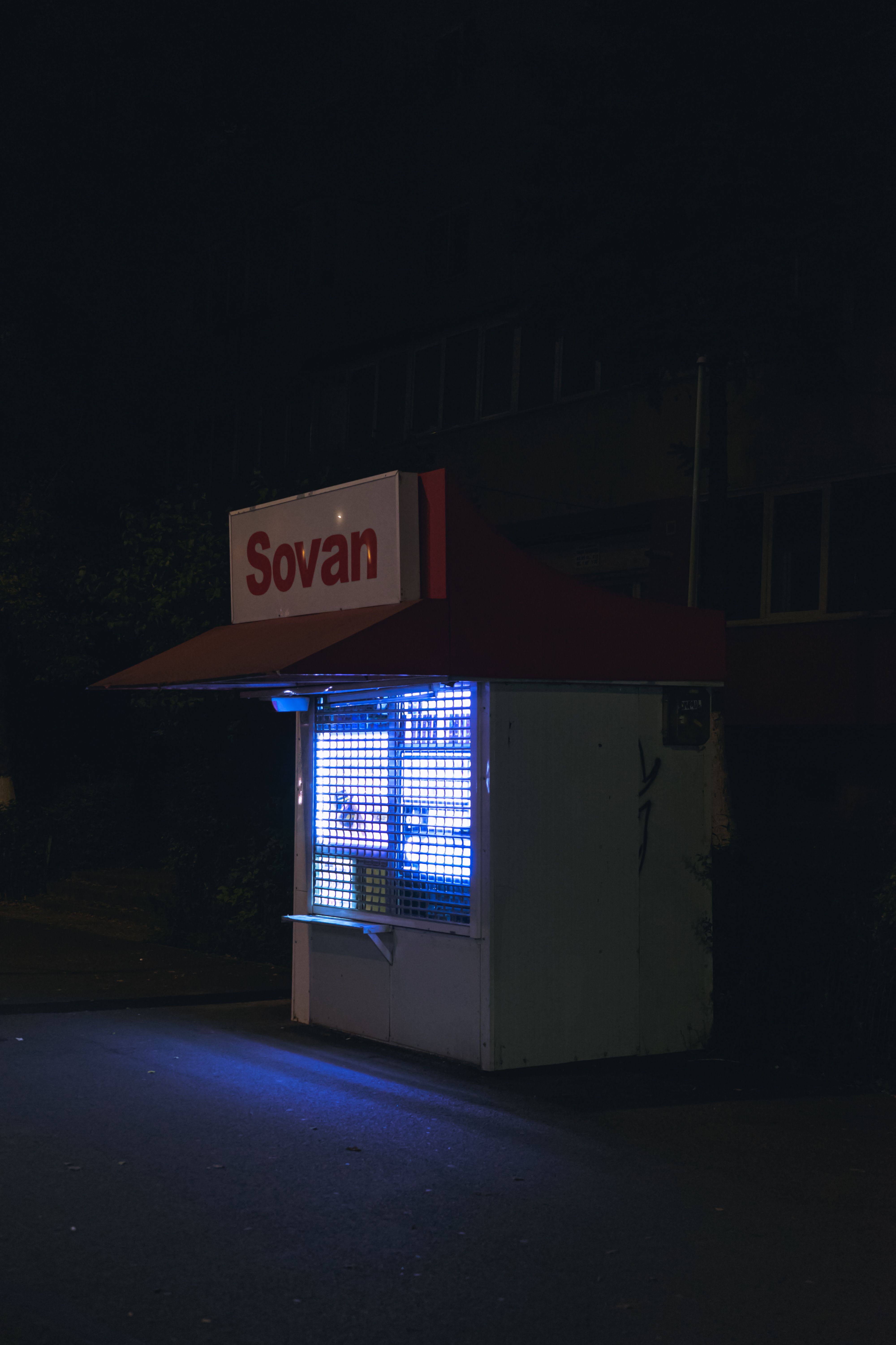 Closed Food Stand at Night · Free Stock Photo