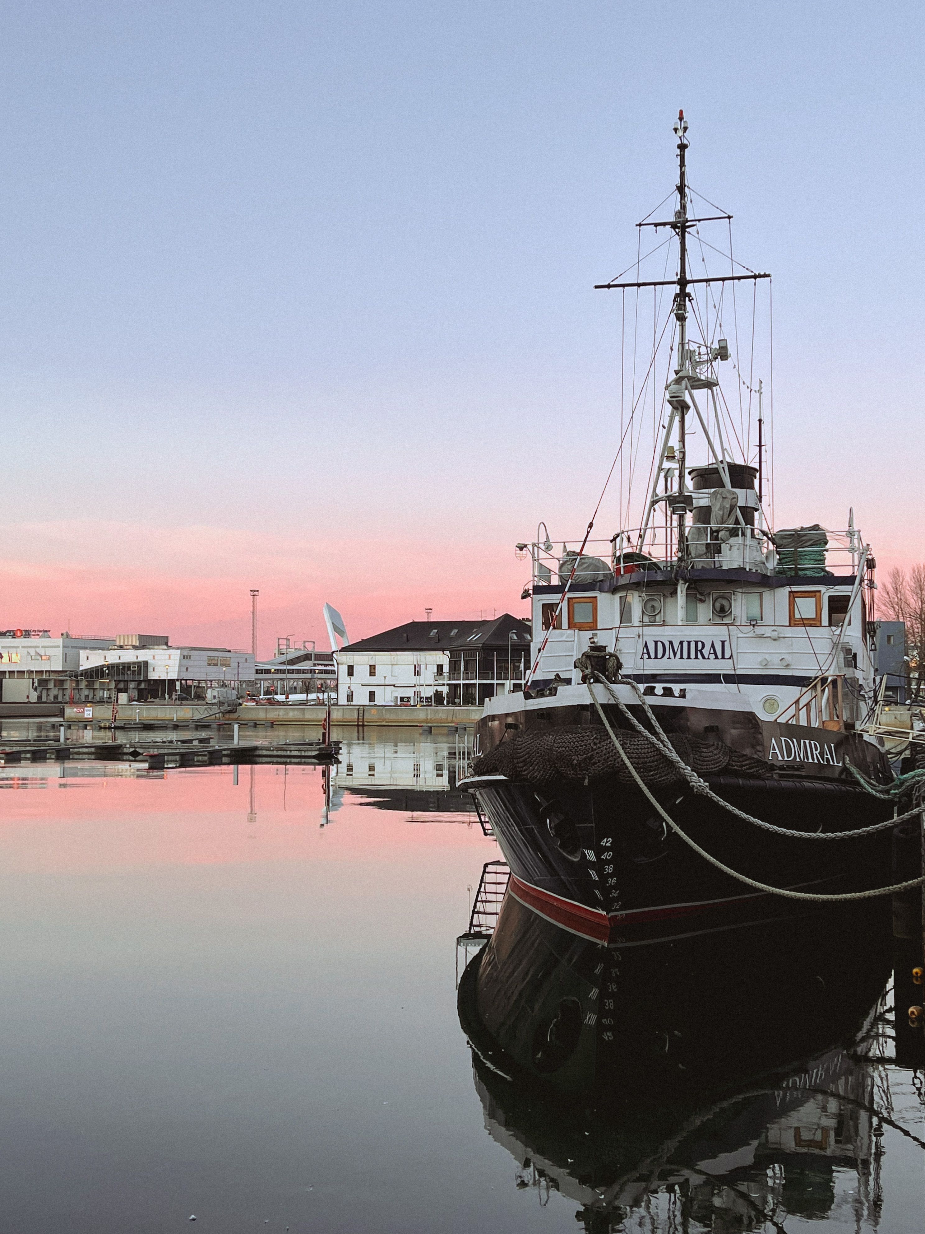 Ships in a Harbor · Free Stock Photo