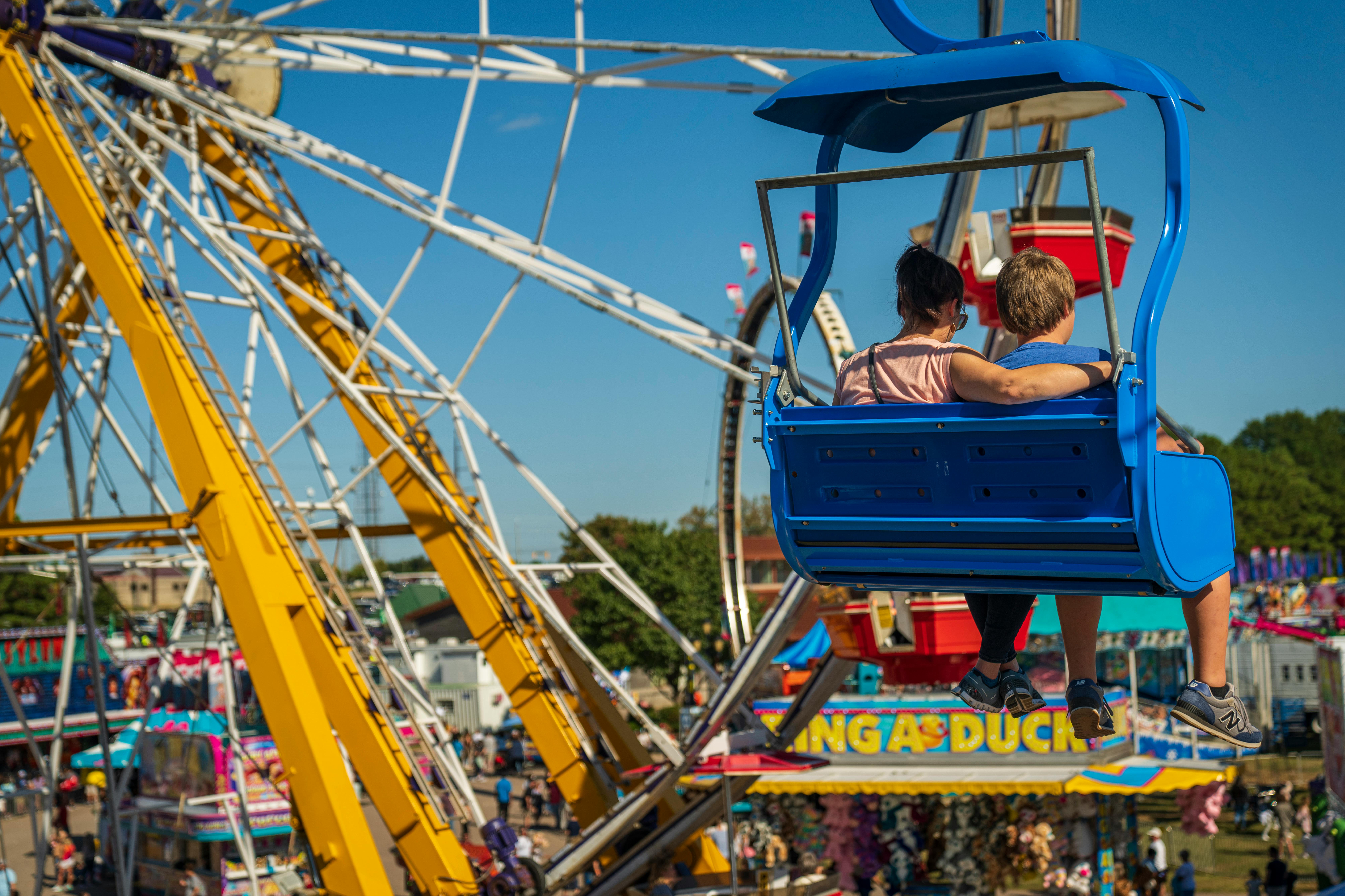 People on a Ferris Wheel Ride · Free Stock Photo