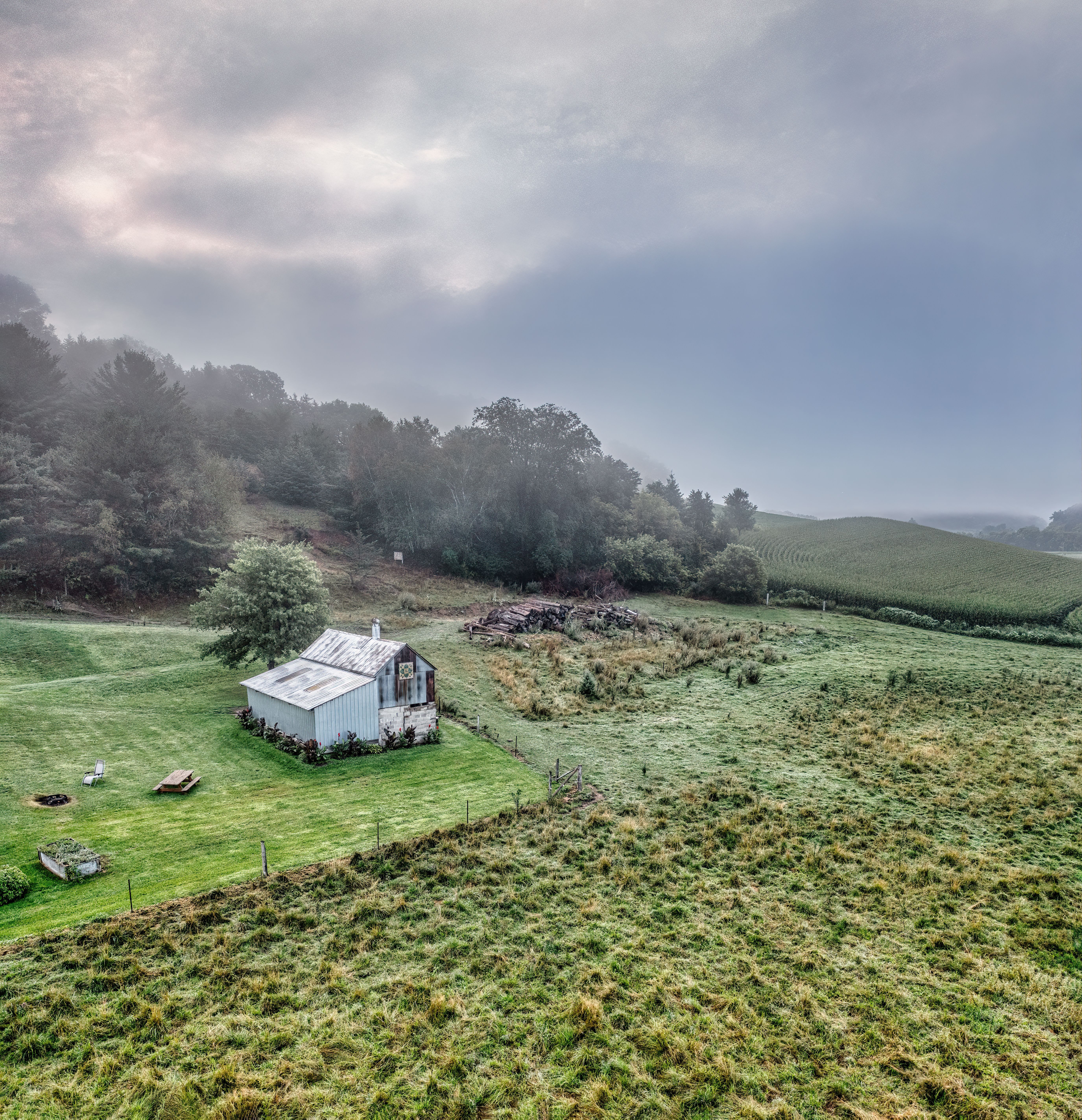 Barn in Mountains · Free Stock Photo