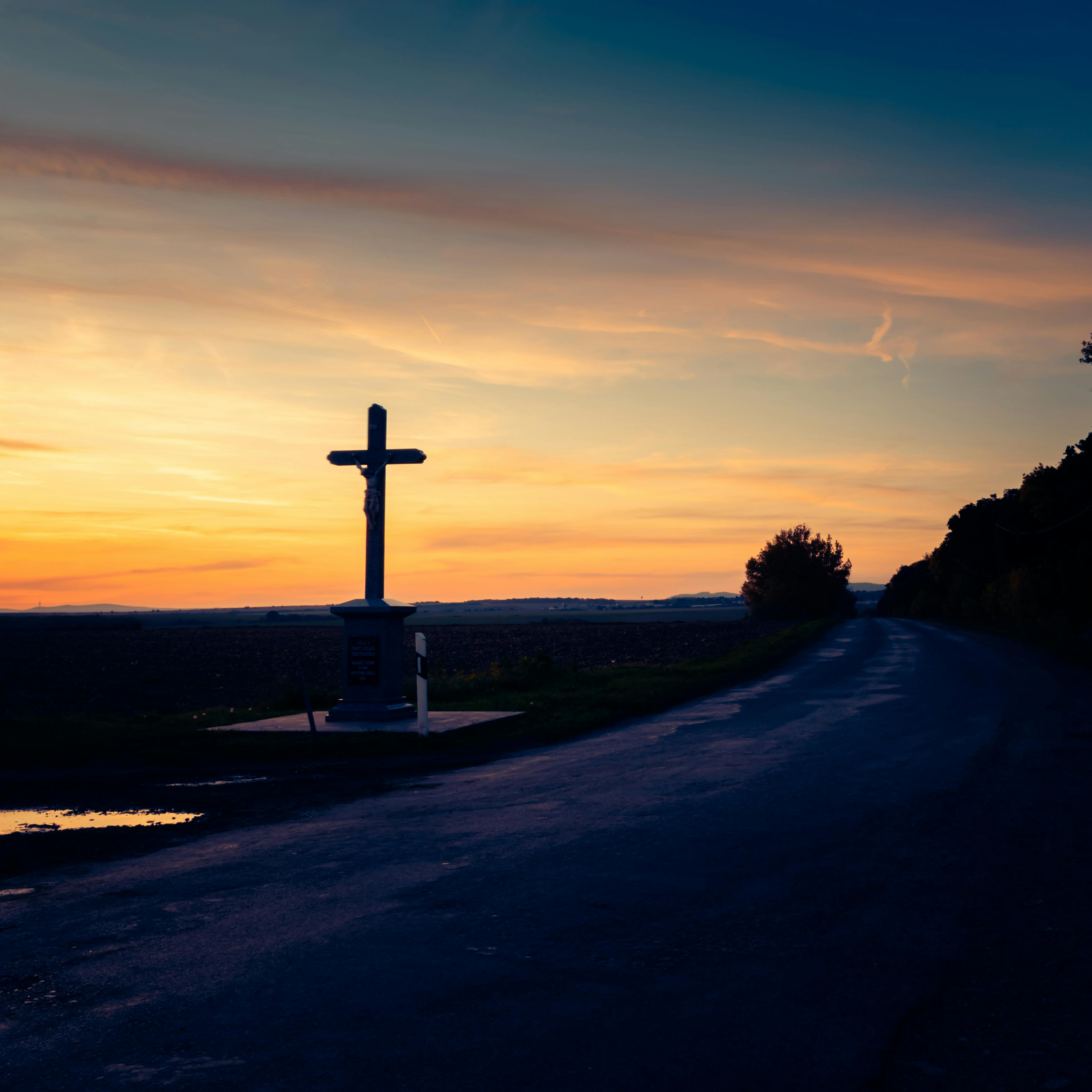 Cross on the Road during Sunset · Free Stock Photo