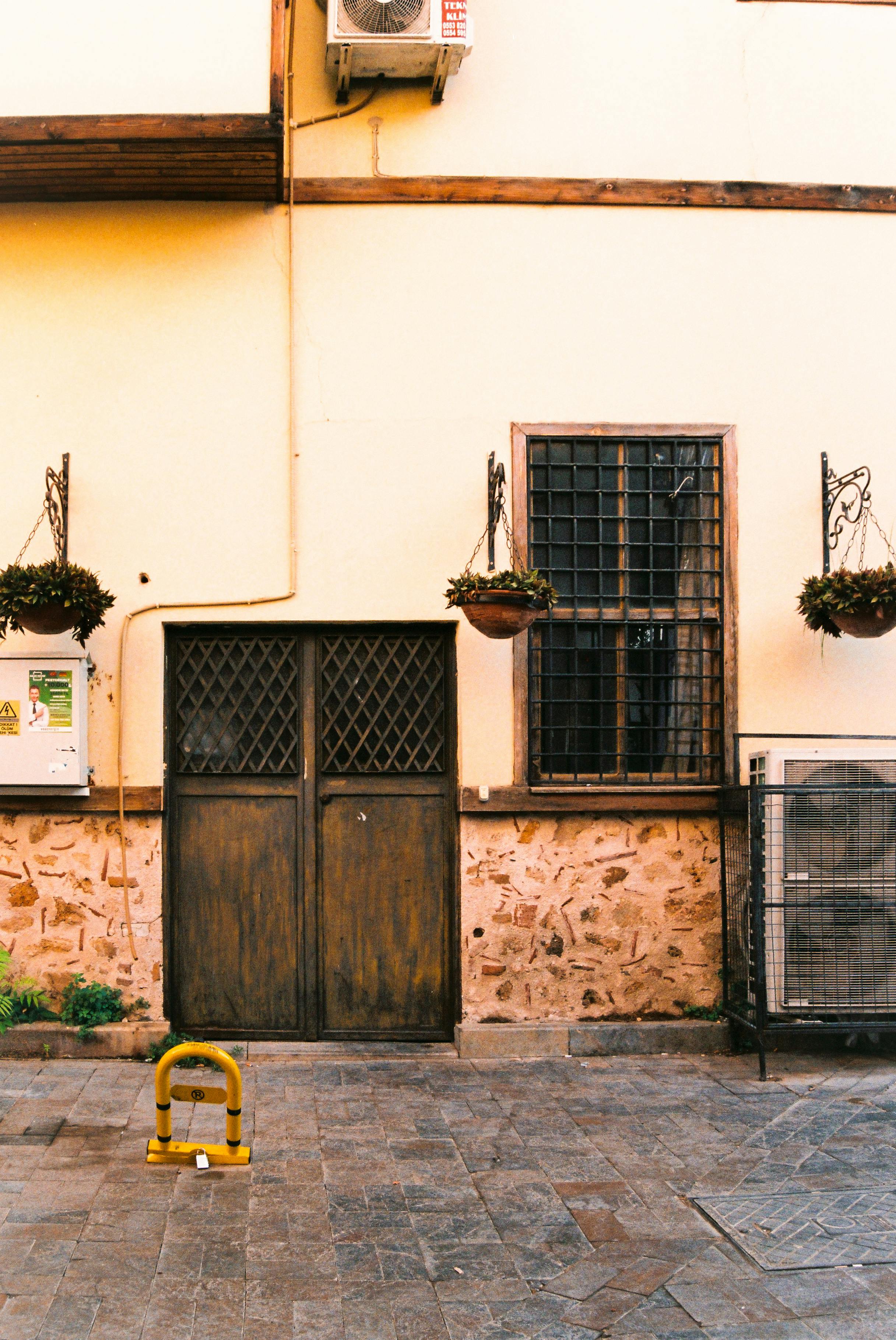 Windows In Calm Build Photos, Download The BEST Free Windows In Calm ...