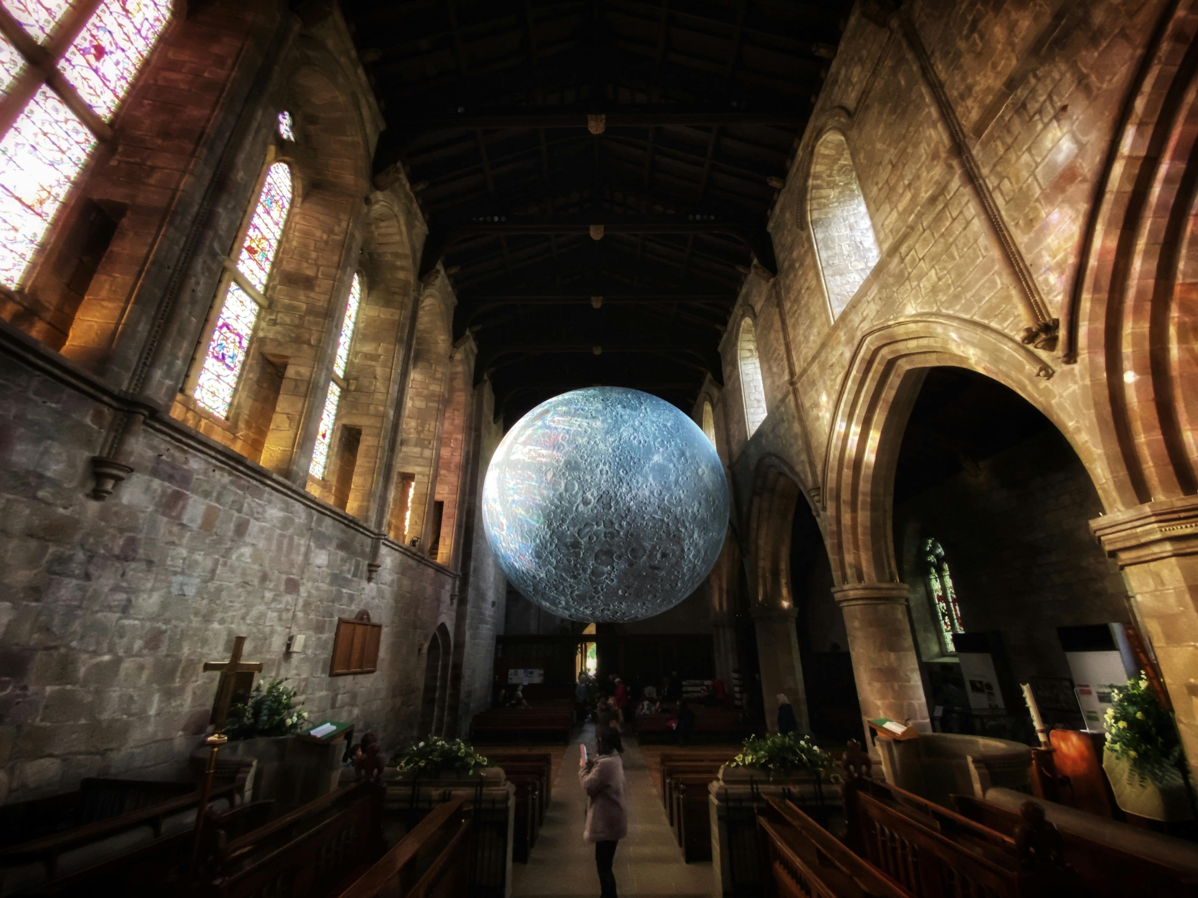 11 fotos y vídeos de Luke Jerram’s Moon guardados por Kristian Thomas