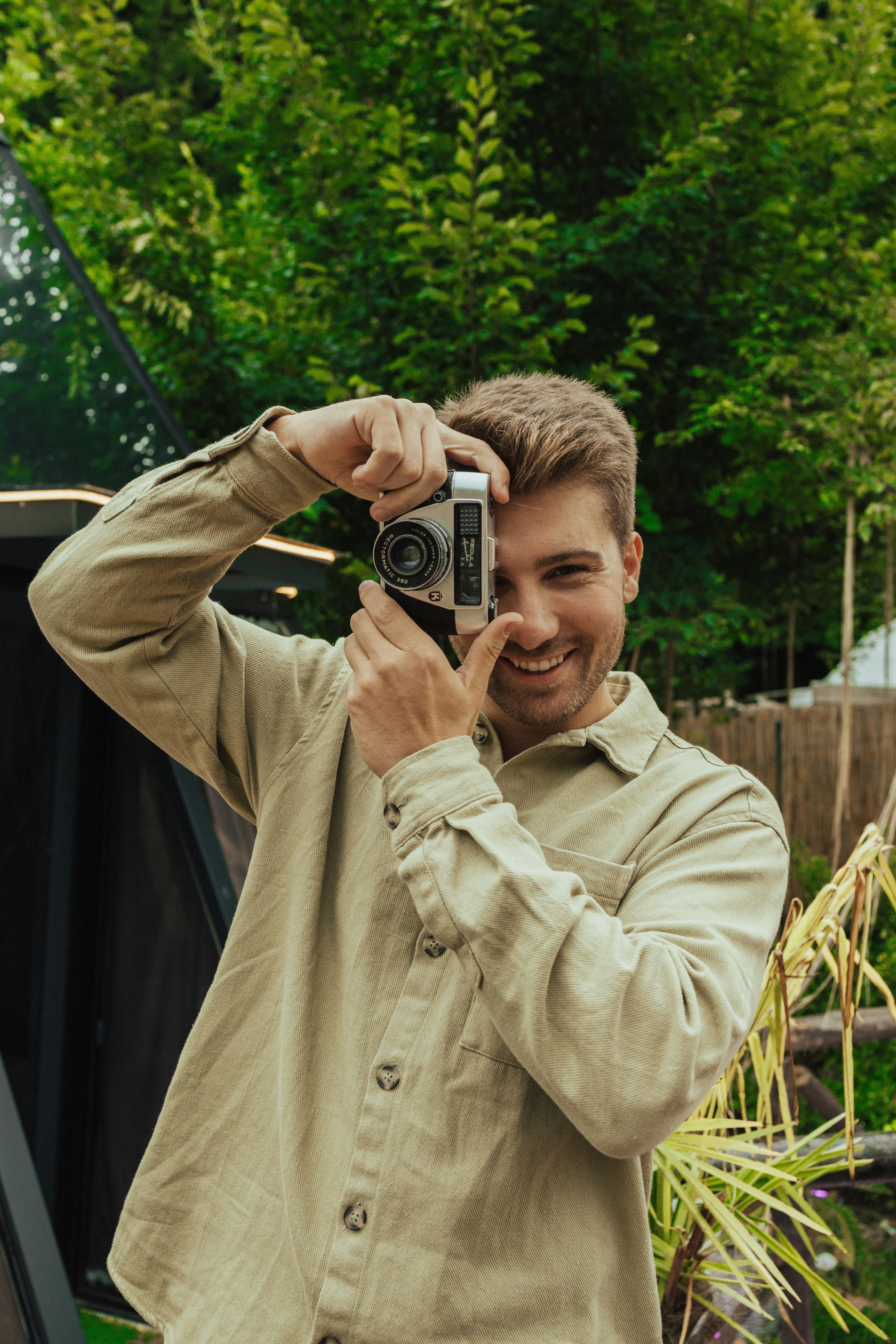 Man Holding a Camera · Free Stock Photo