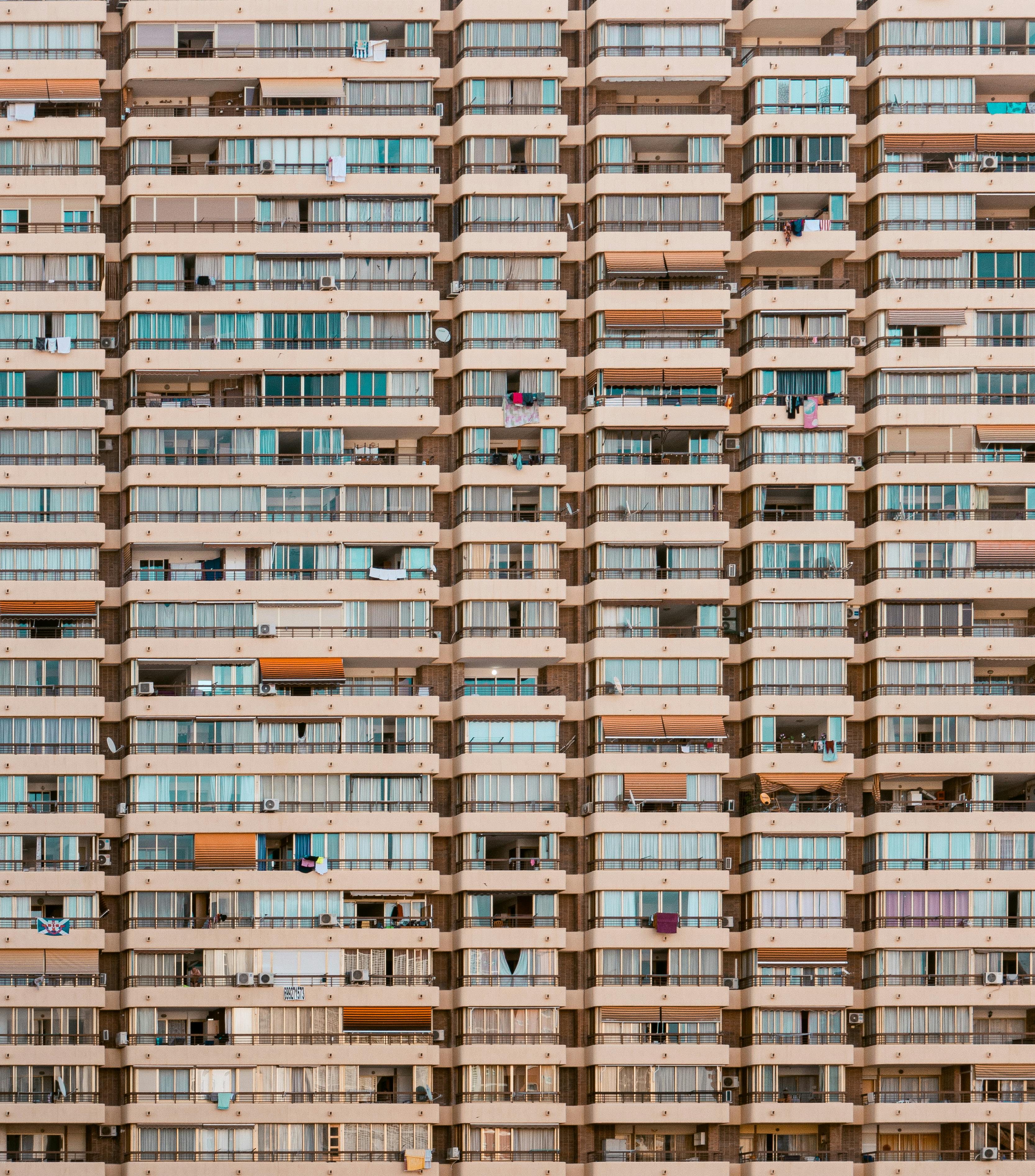 White and Beige Concrete High-rise Building · Free Stock Photo