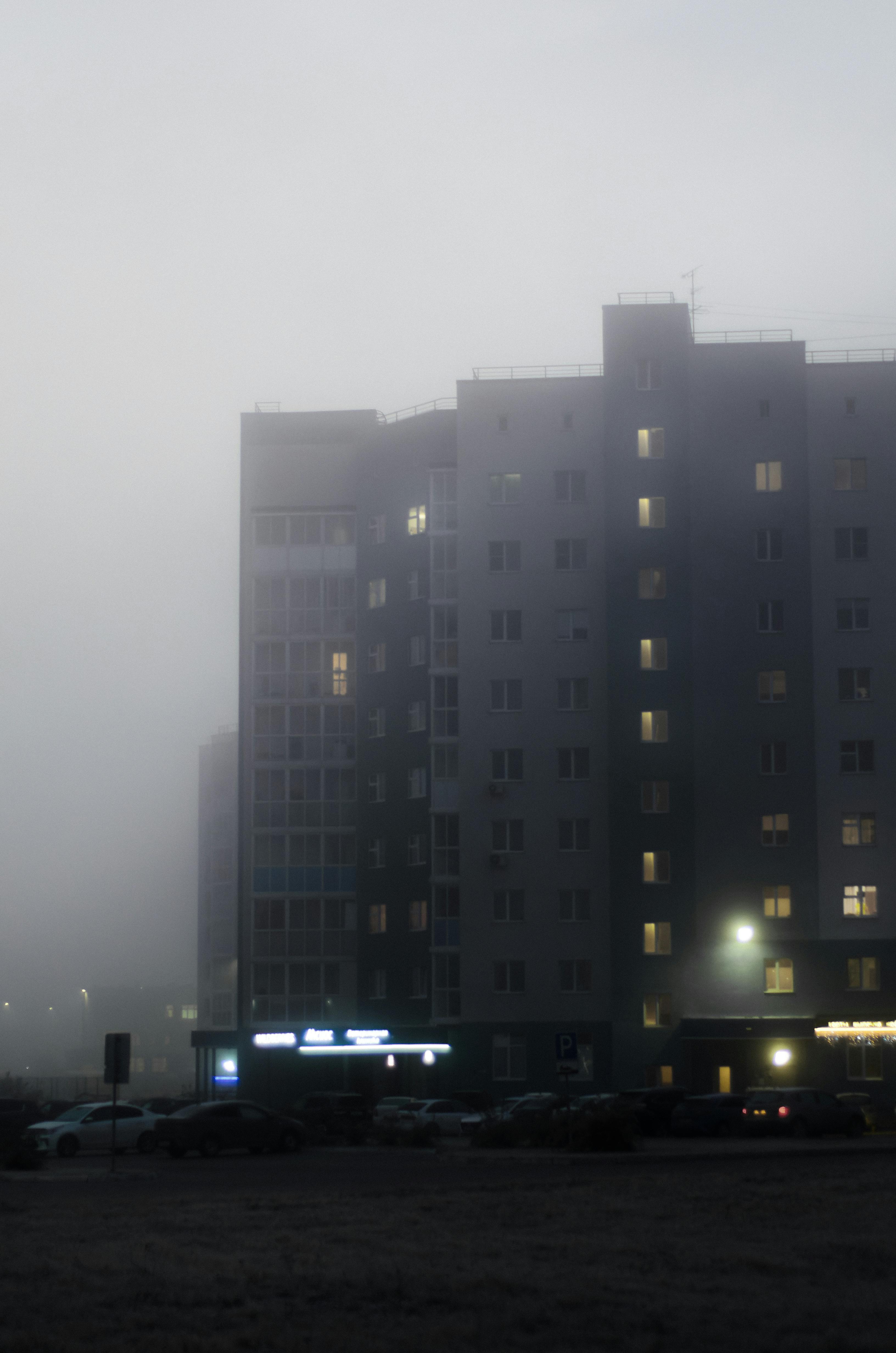 Fog over Building in Town · Free Stock Photo