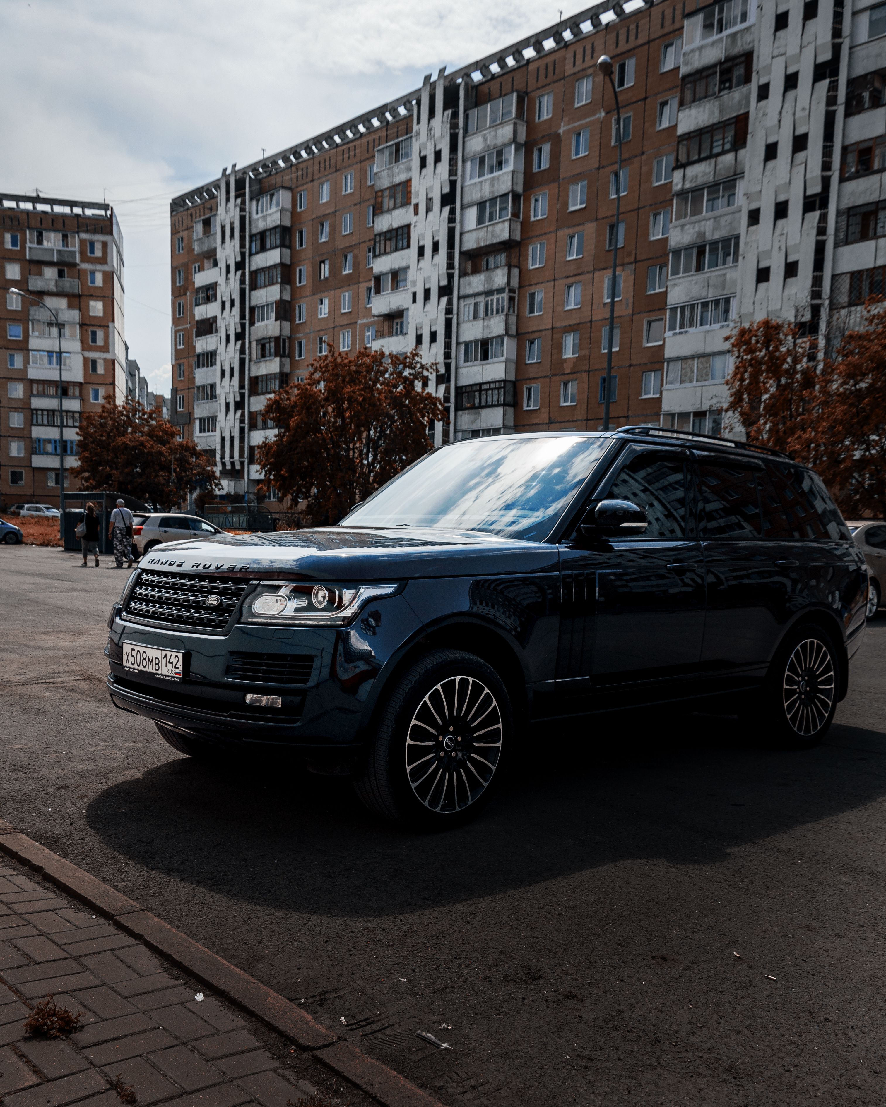Range Rover Parked on the Street Near Concrete Buildings · Free Stock Photo