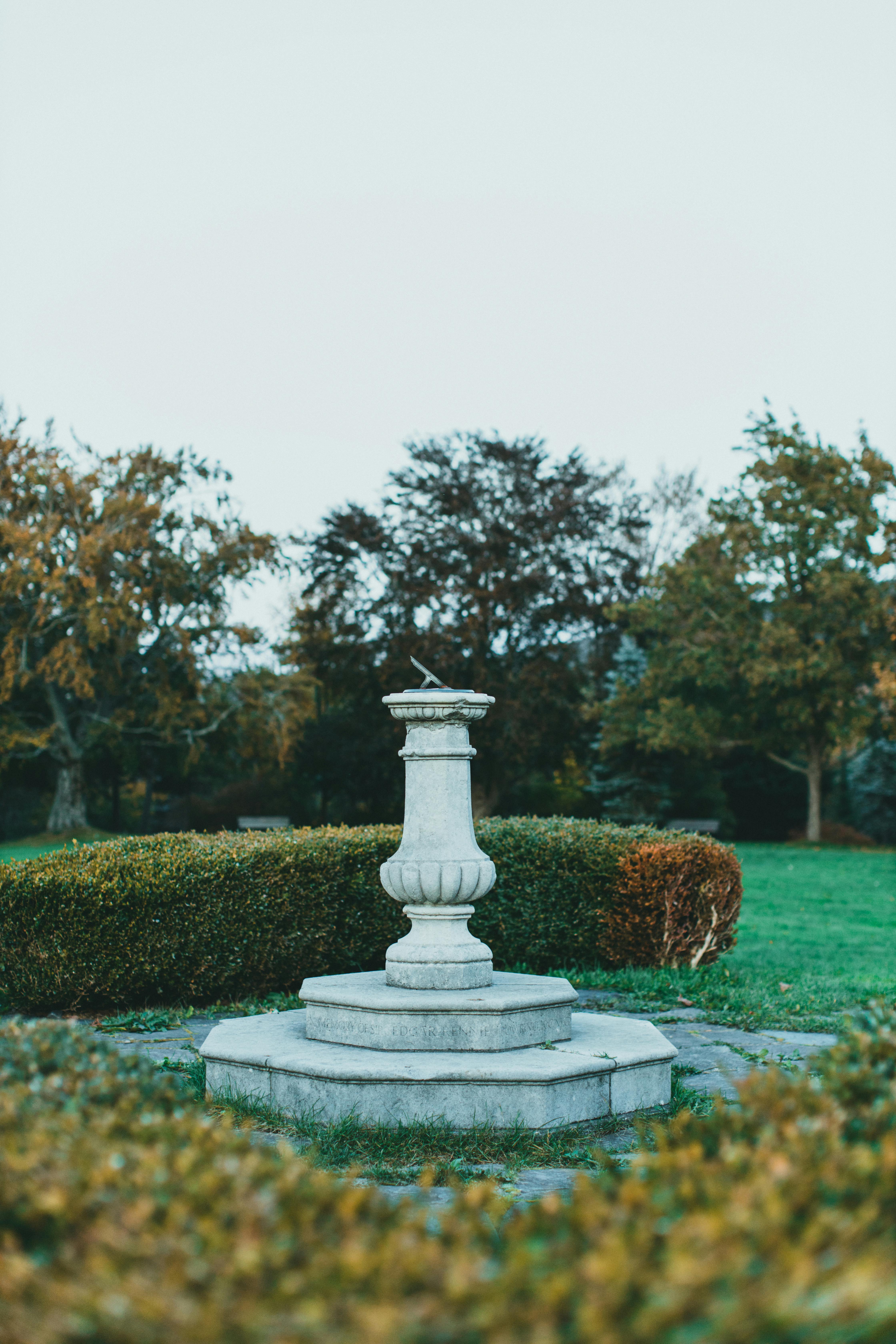 Sundial in Park · Free Stock Photo