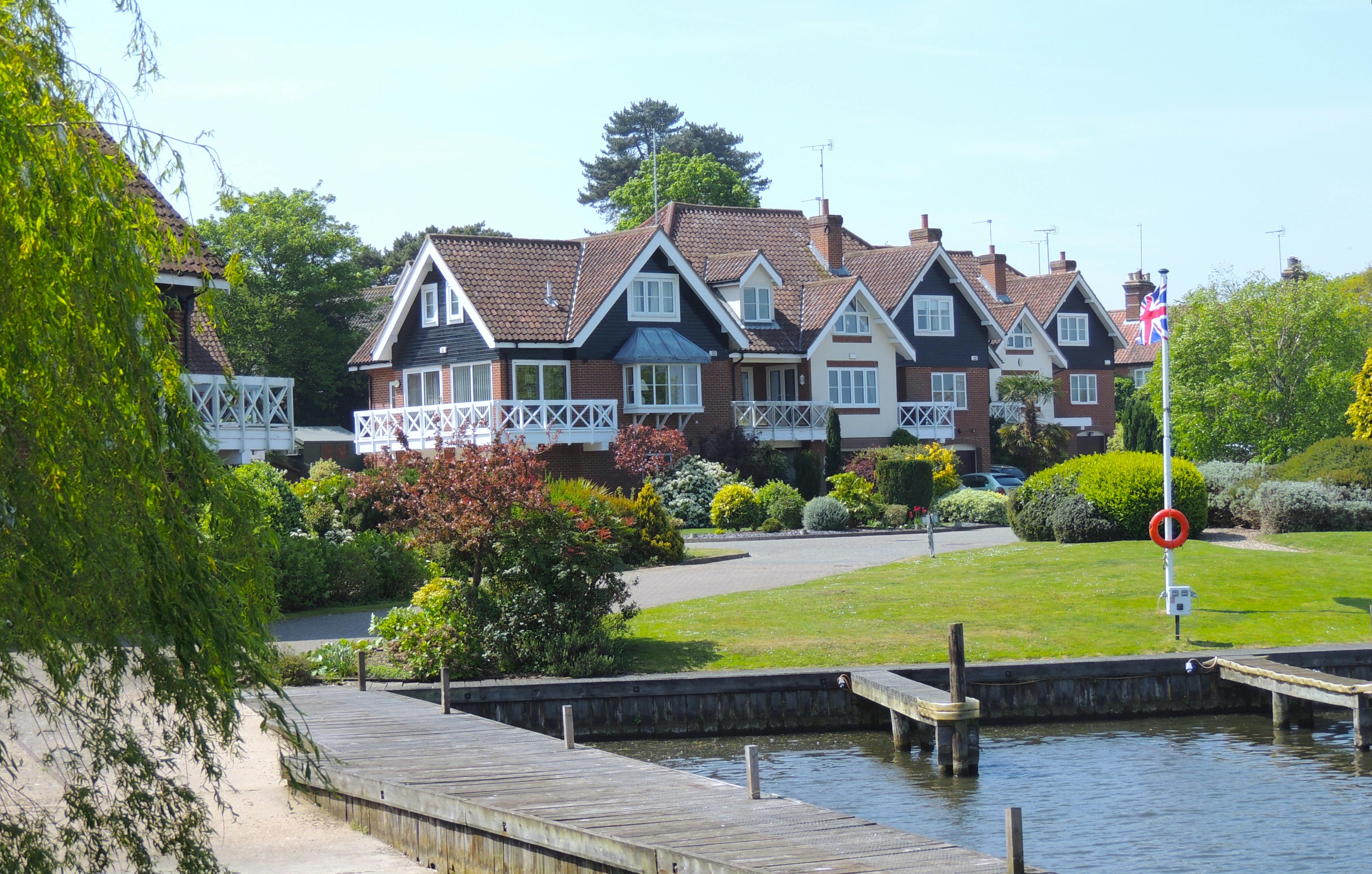Houses on Lakeshore in United Kingdom · Free Stock Photo