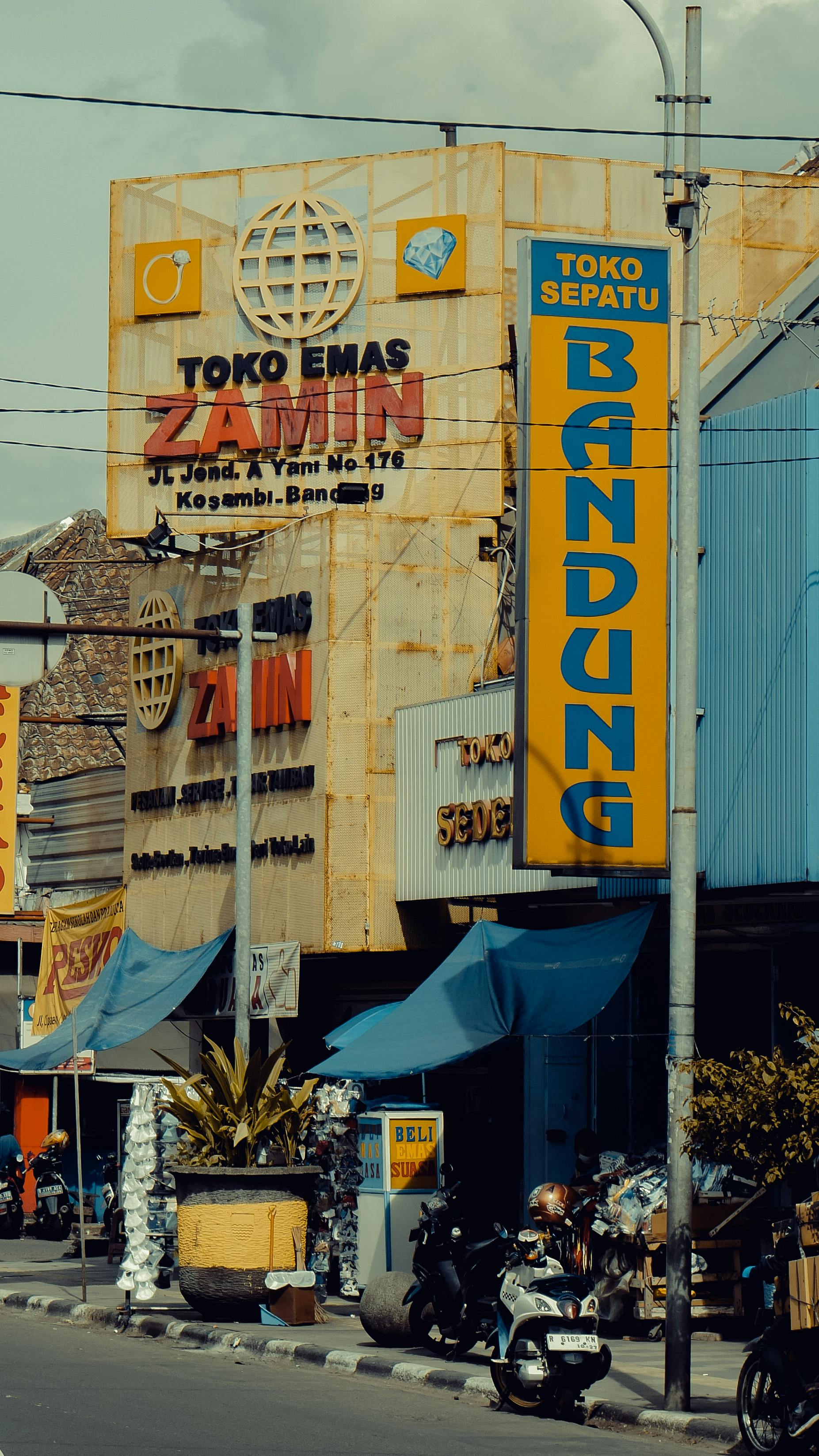 A Gray Building with Target Signage · Free Stock Photo