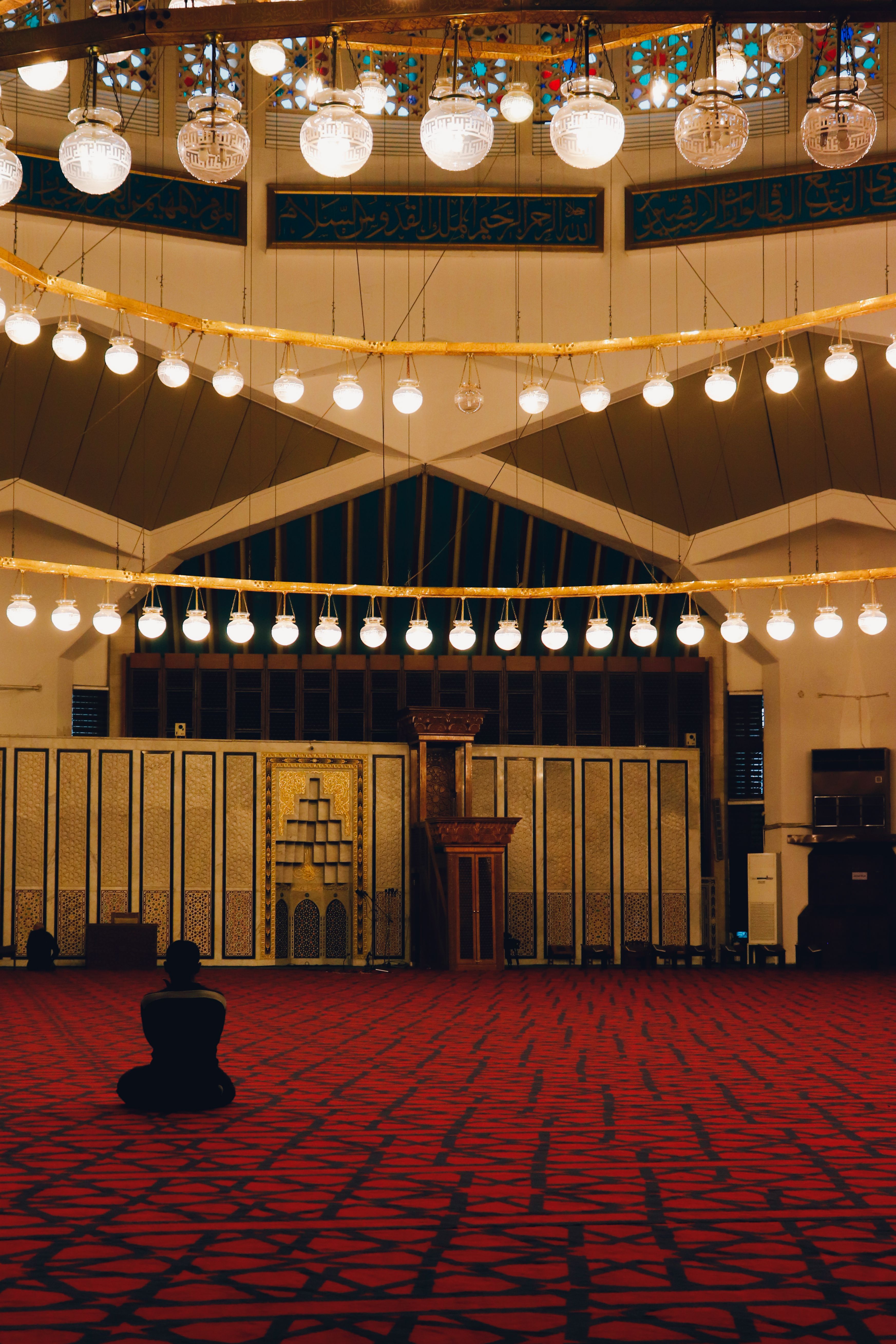 Man Praying in King Abdullah I Mosque, Amman, Jordan · Free Stock Photo