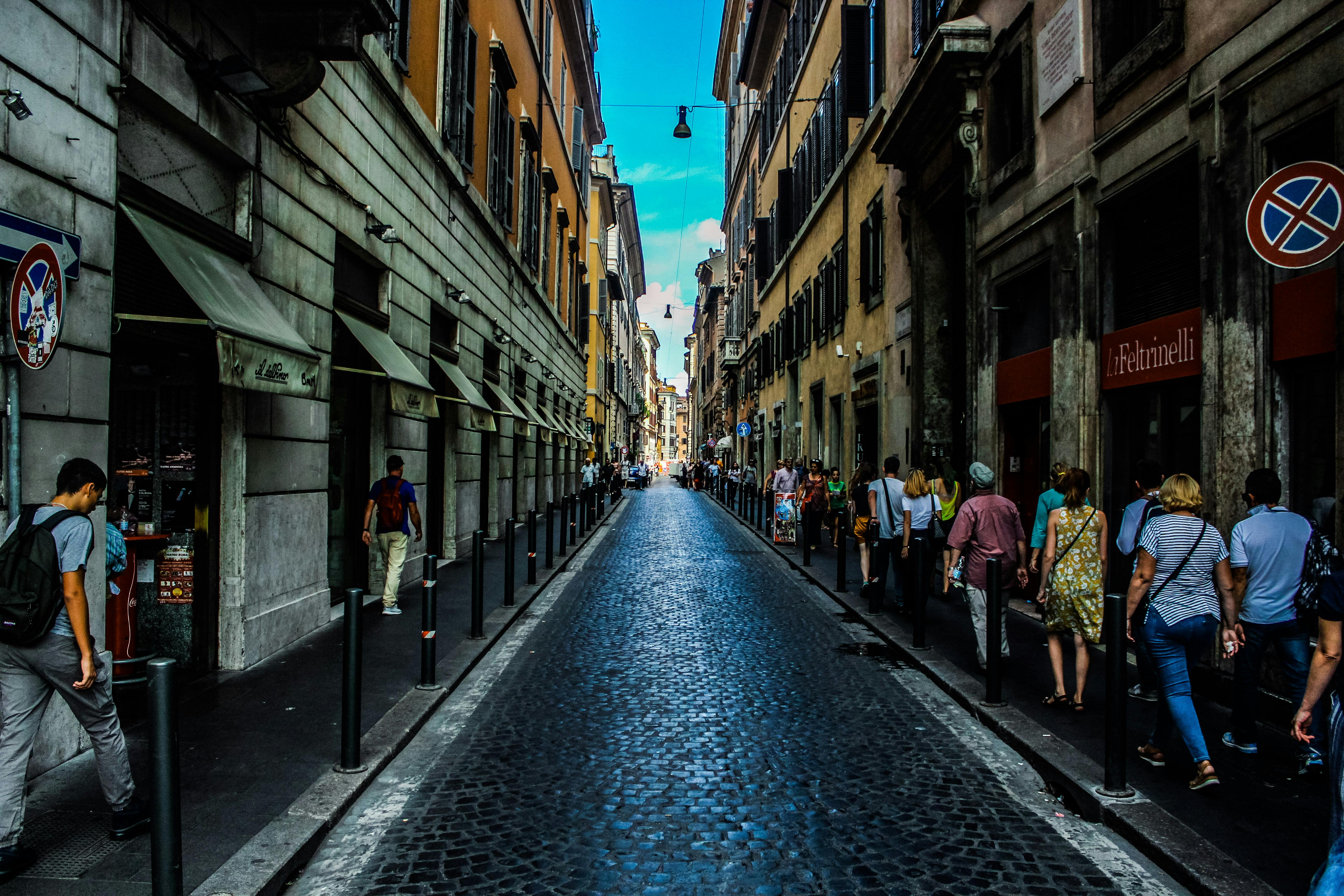 Persone Che Camminano Sul Marciapiede Accanto Alla Strada · Foto gratuita