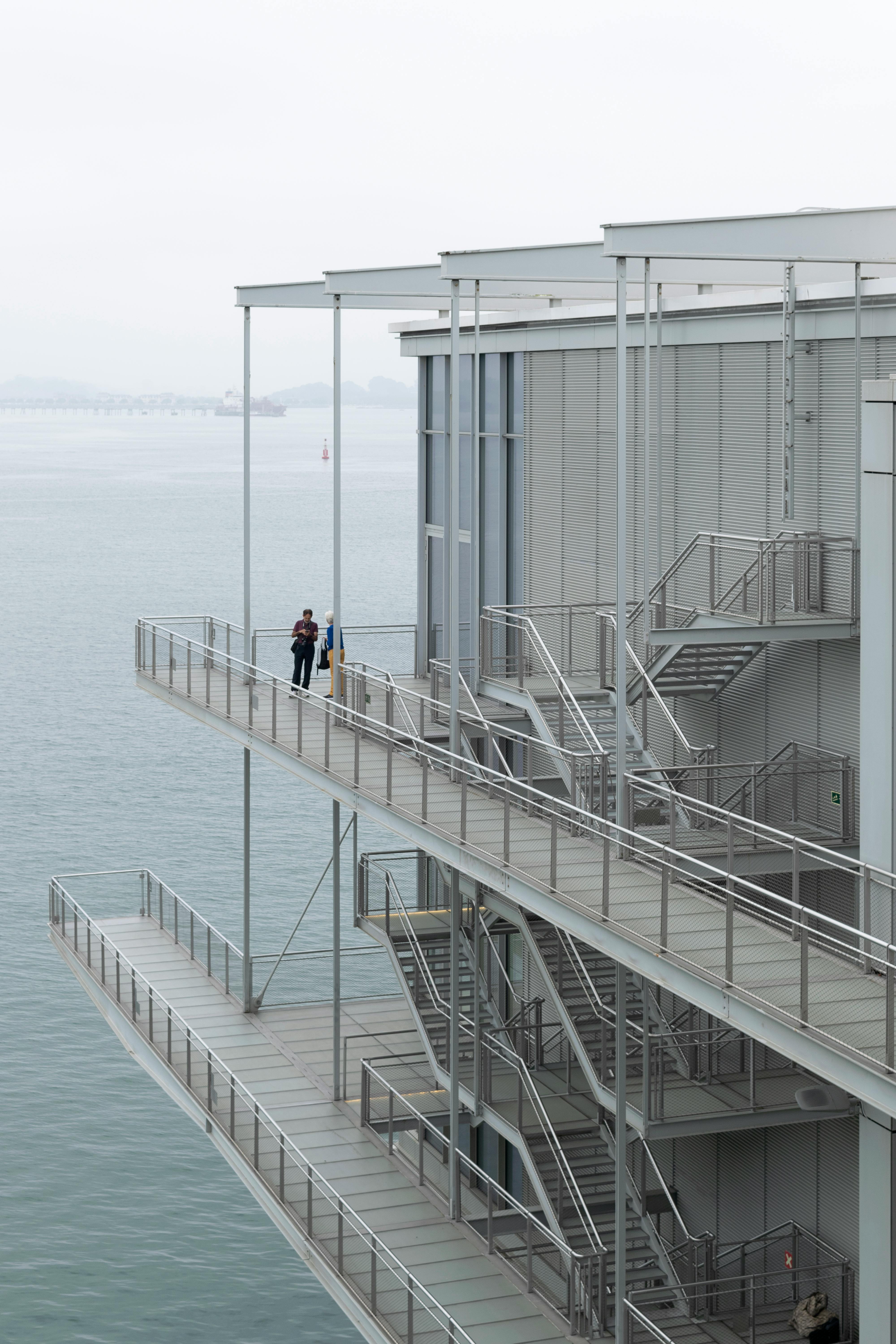 White Building Beside the Ocean · Free Stock Photo
