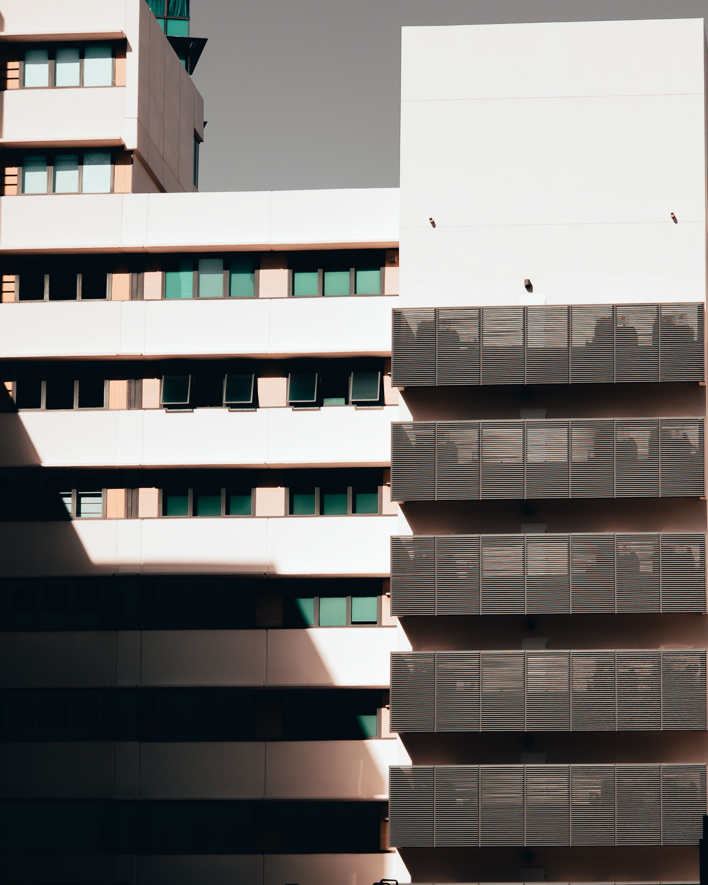White and Gray Concrete Building · Free Stock Photo