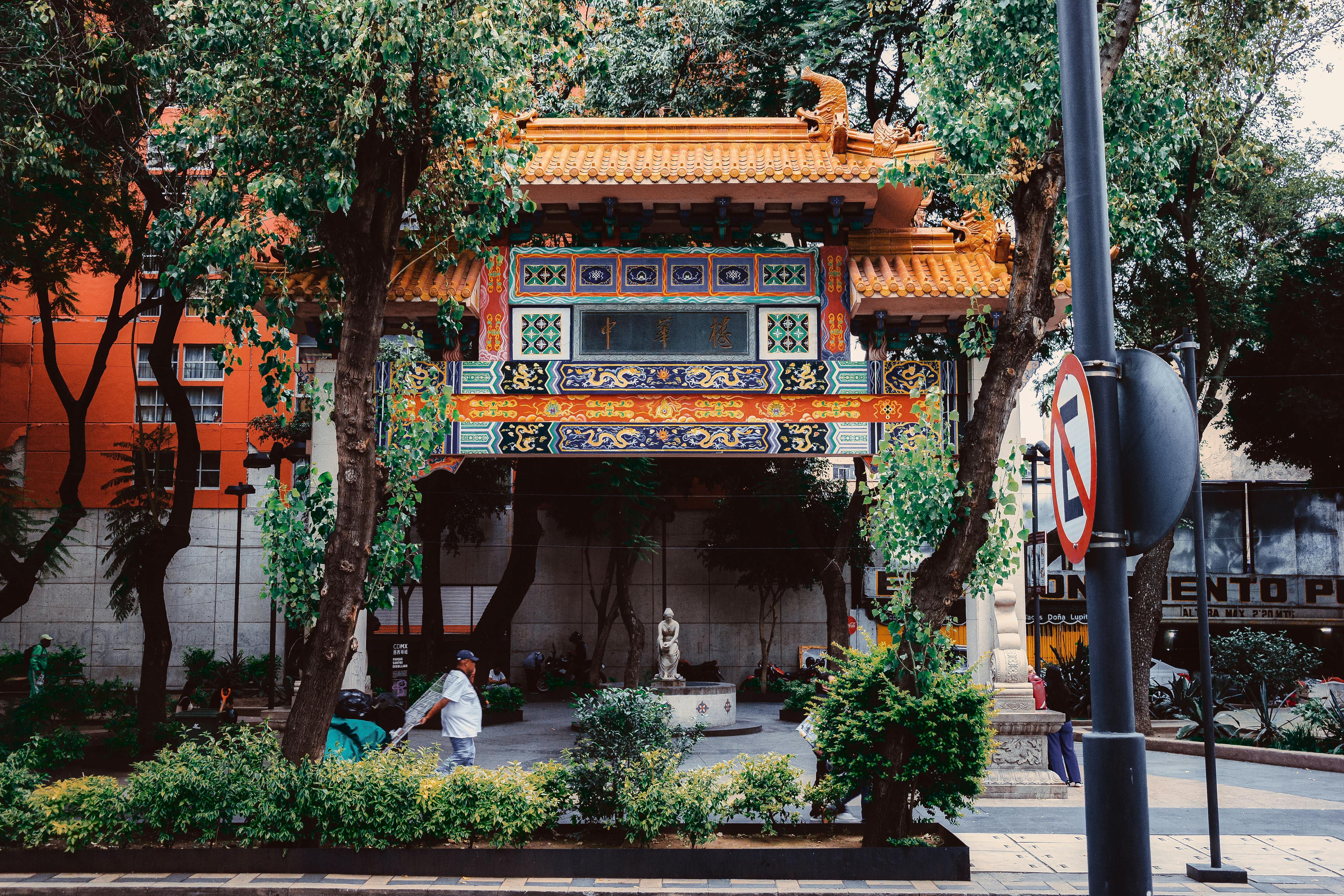 Traditional Gate in City · Free Stock Photo