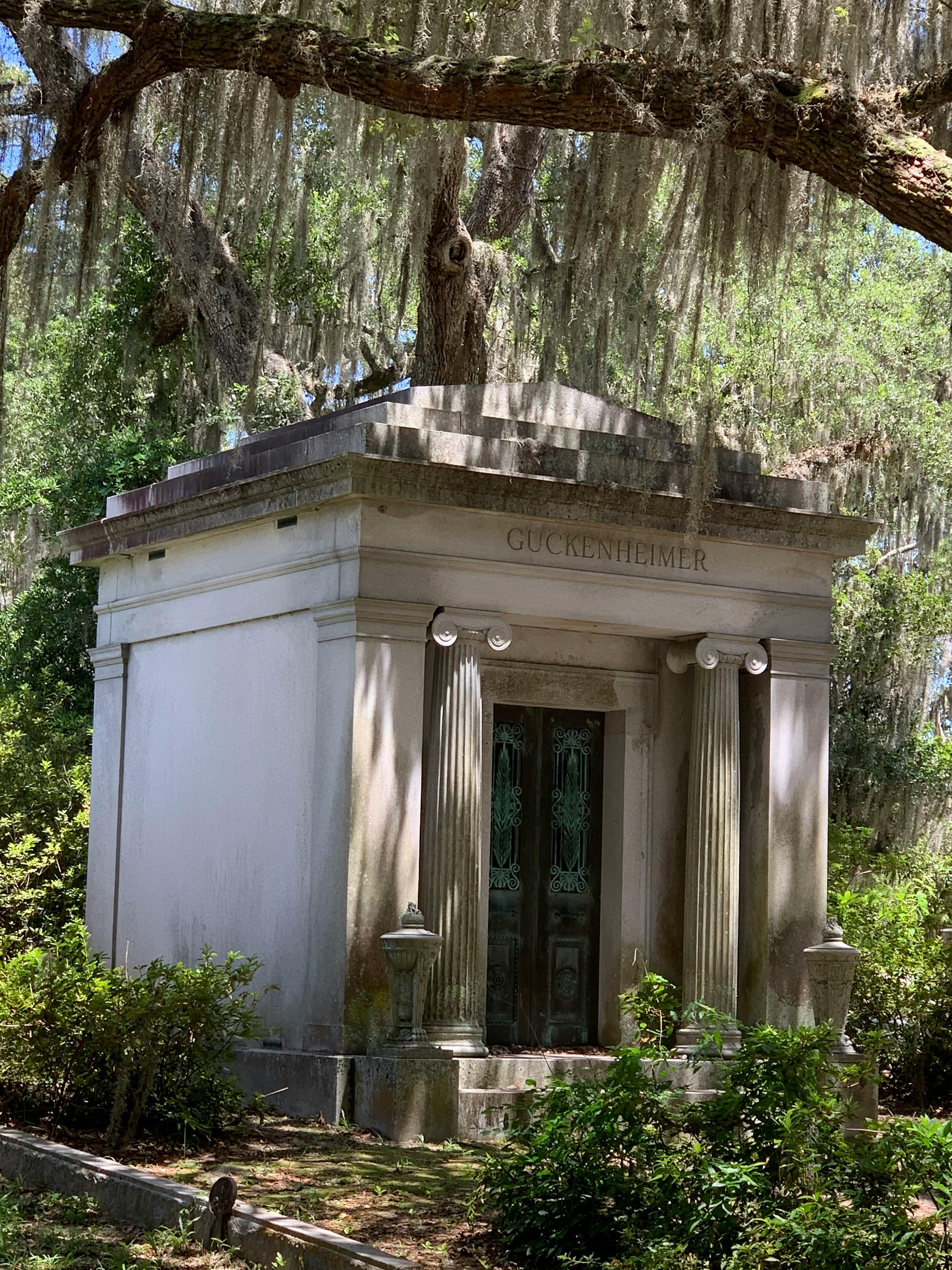 Mausoleum in the Cemetery · Free Stock Photo