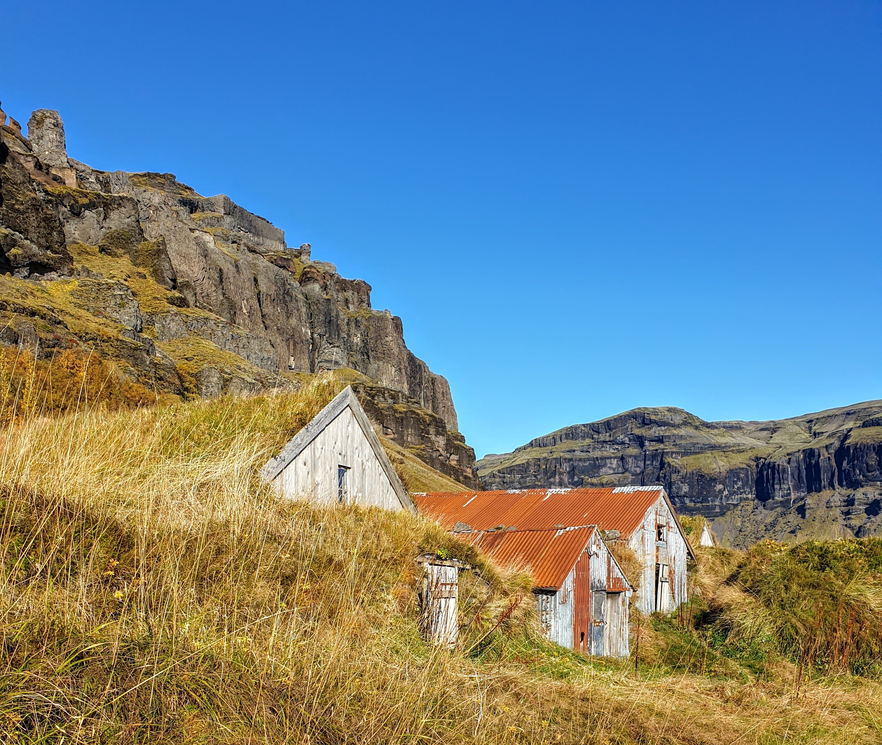 Wooden House on the Field · Free Stock Photo