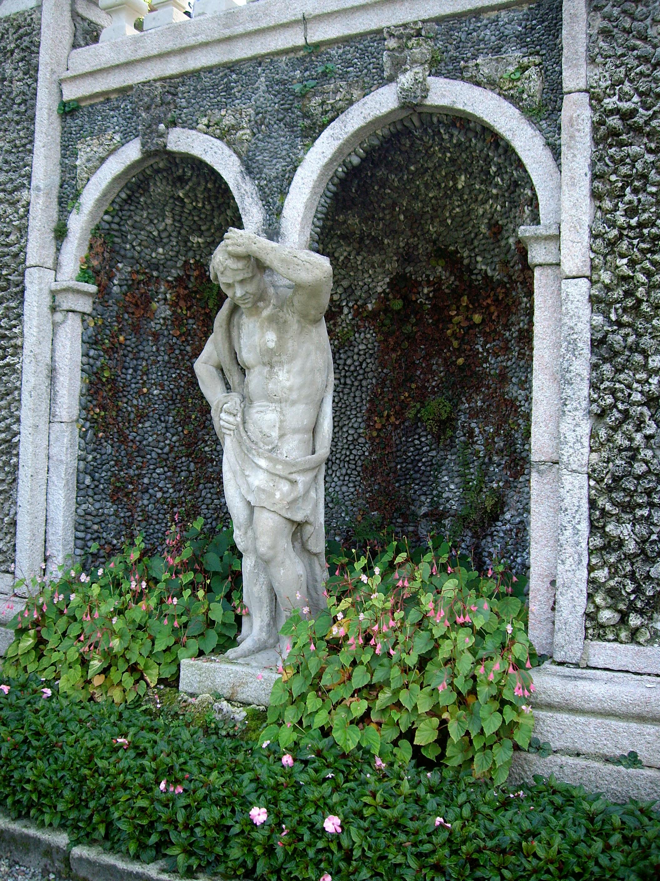 Gray Concrete Statue of Man · Free Stock Photo