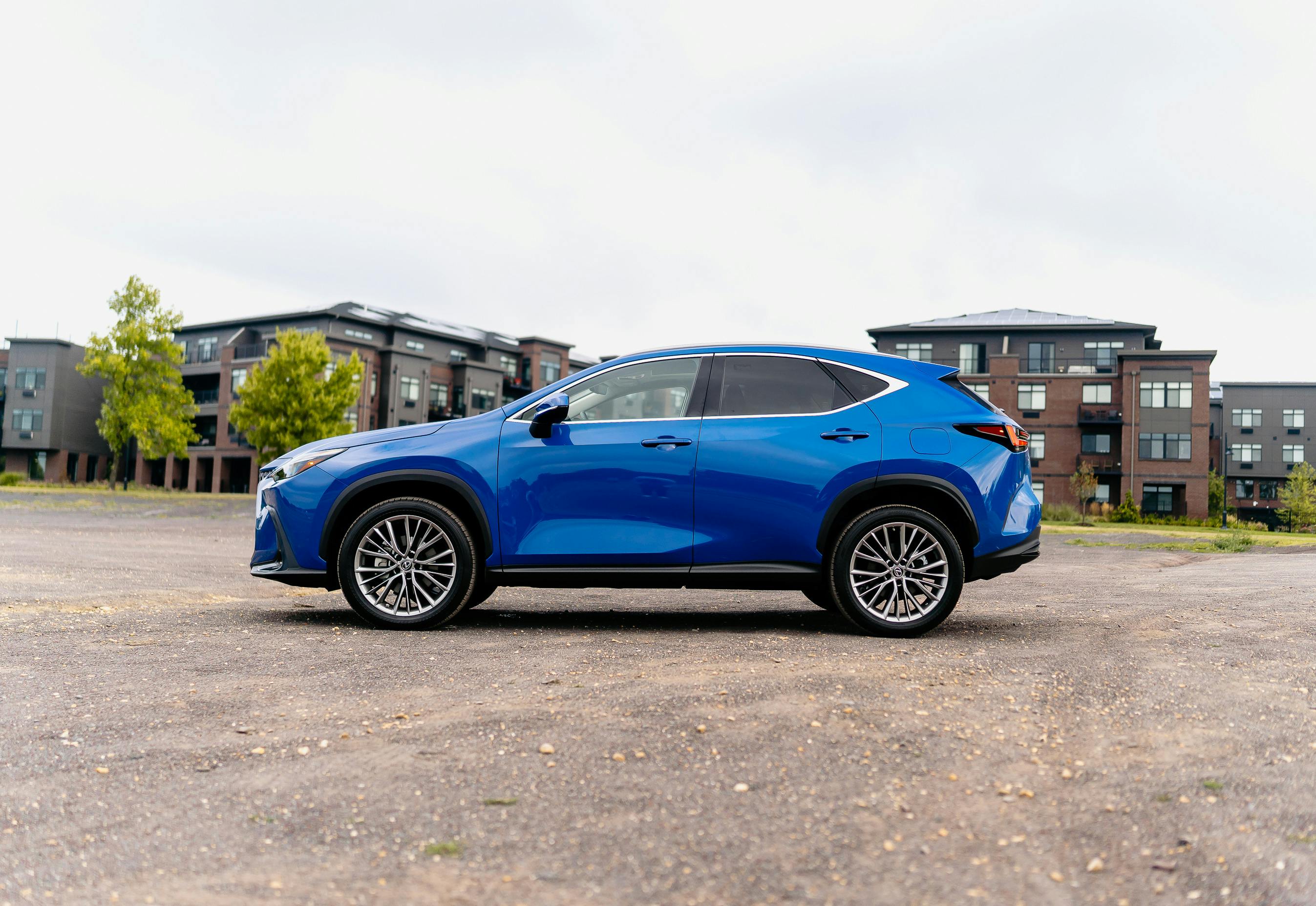 4x4 Lexus Driving through Water · Free Stock Photo