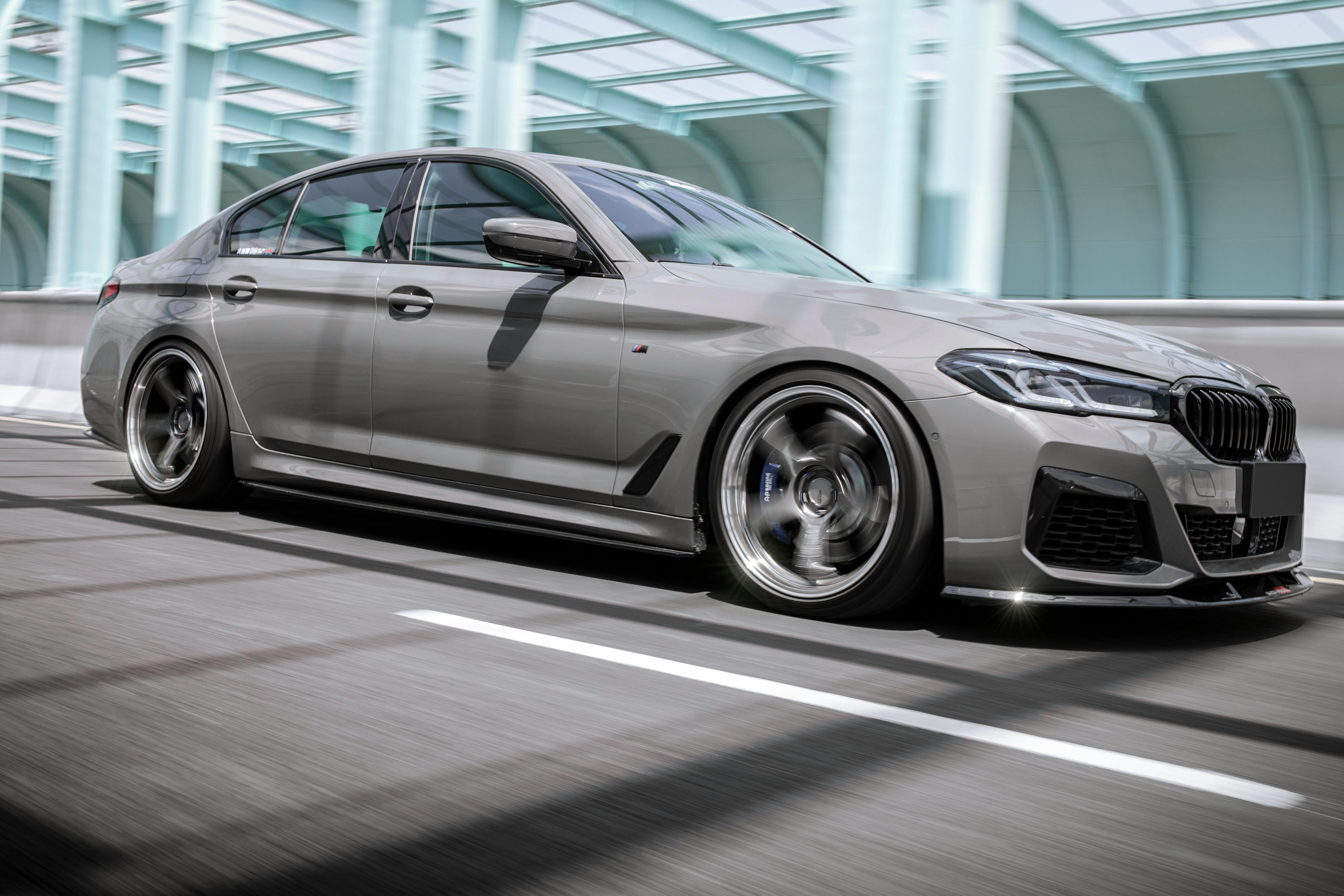 Gray Car on the Road · Free Stock Photo